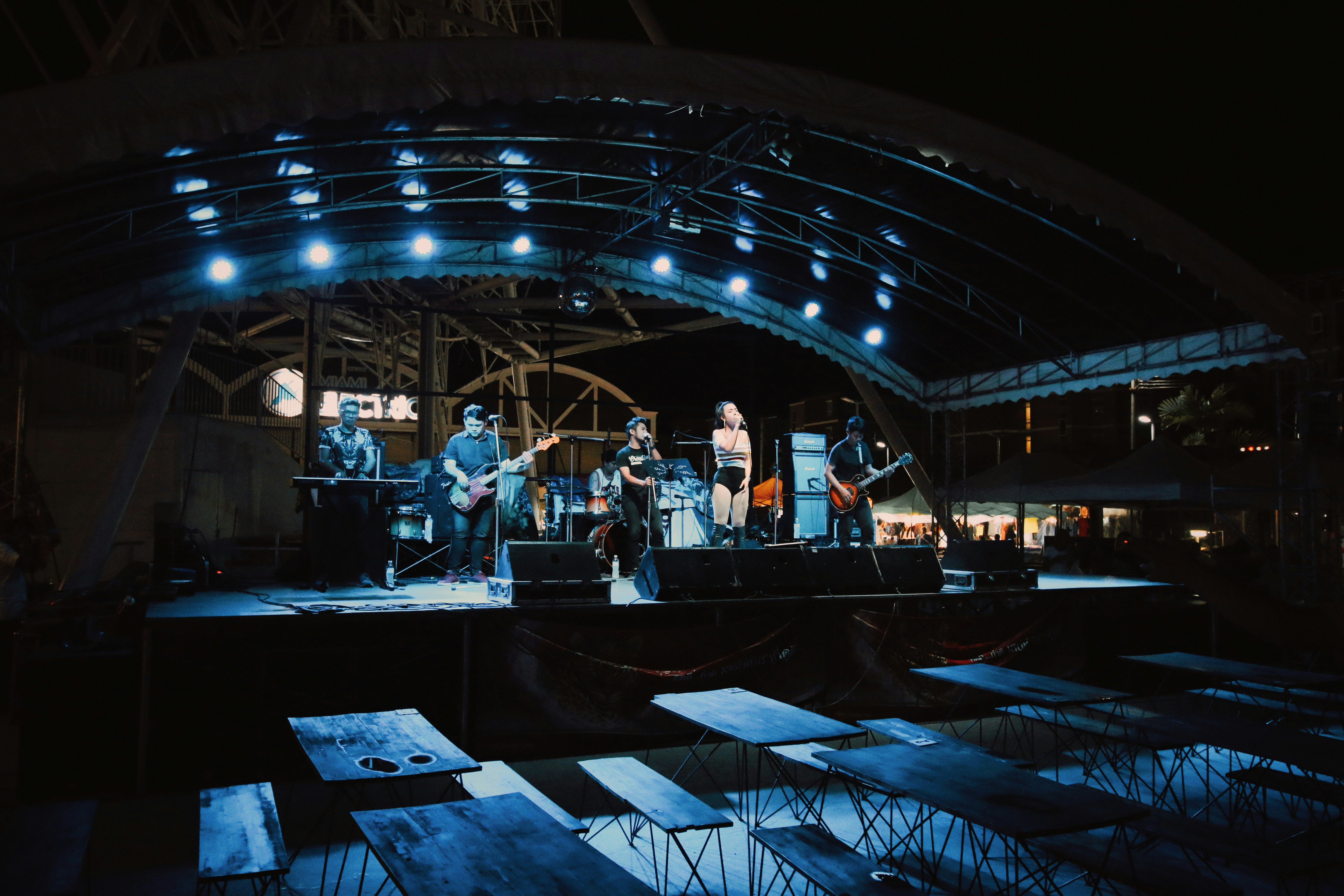 Banda tocando en el escenario foto – Imagen de Escenario gratuita en ...