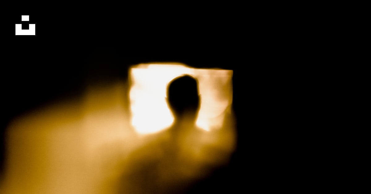 Silueta De La Persona De Pie Frente A La Ventana Foto Imagen De Vela