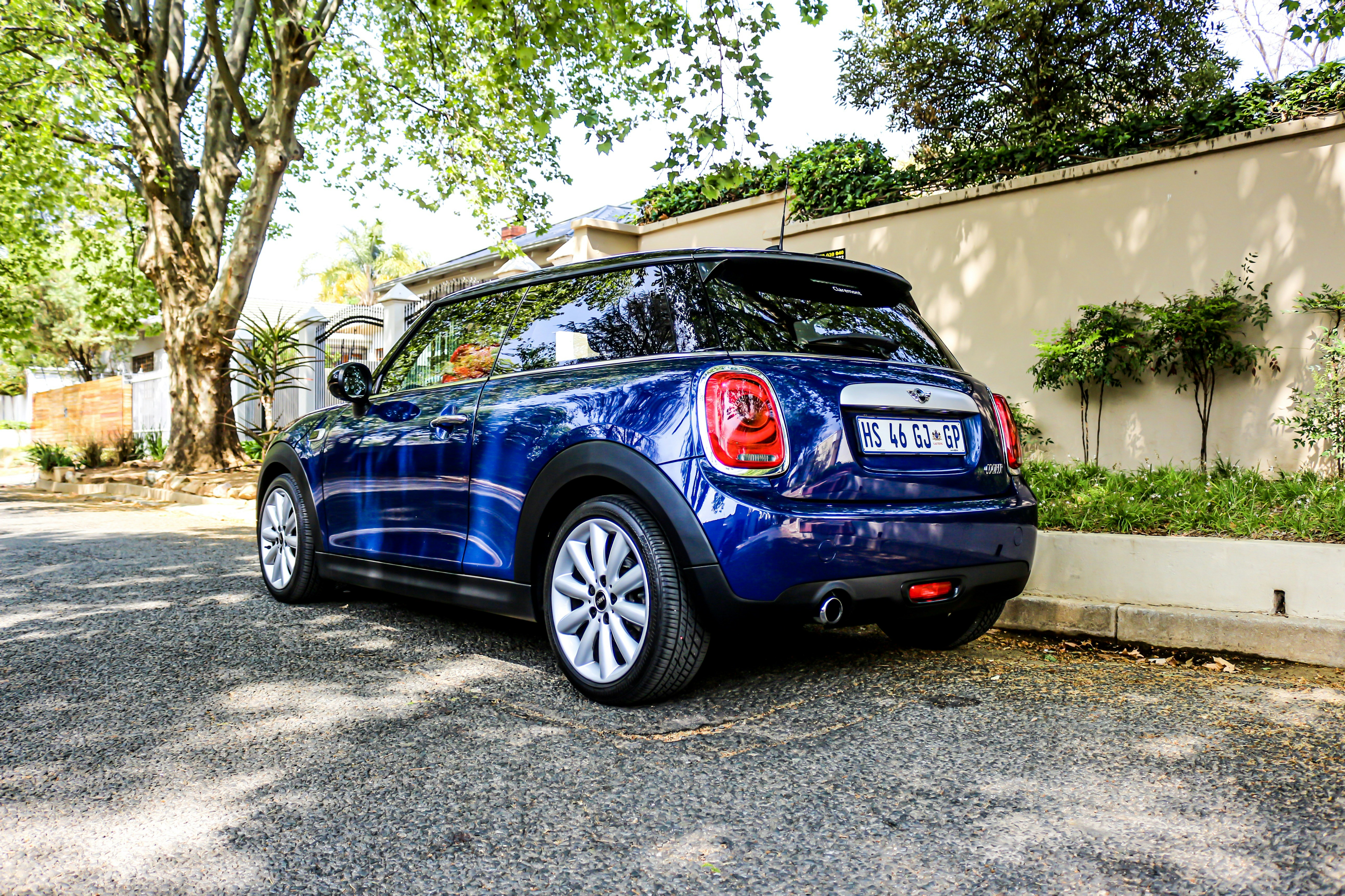 Foto Mini Cooper azul estacionado – Imagen Vehículo gratis en Unsplash