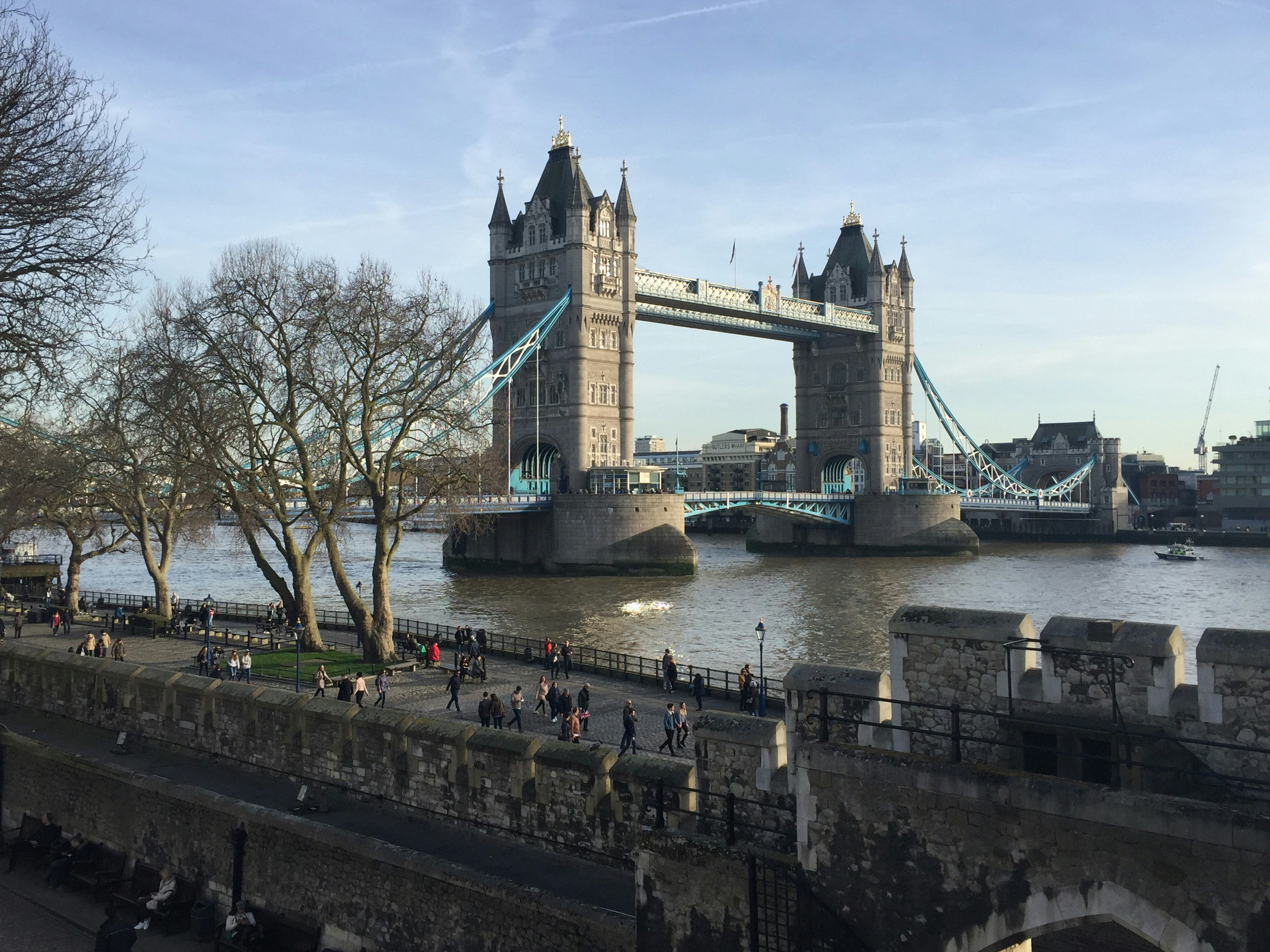 Tower Bridge, Londres durante el día foto – Imagen de Gris gratuita en Unsplash