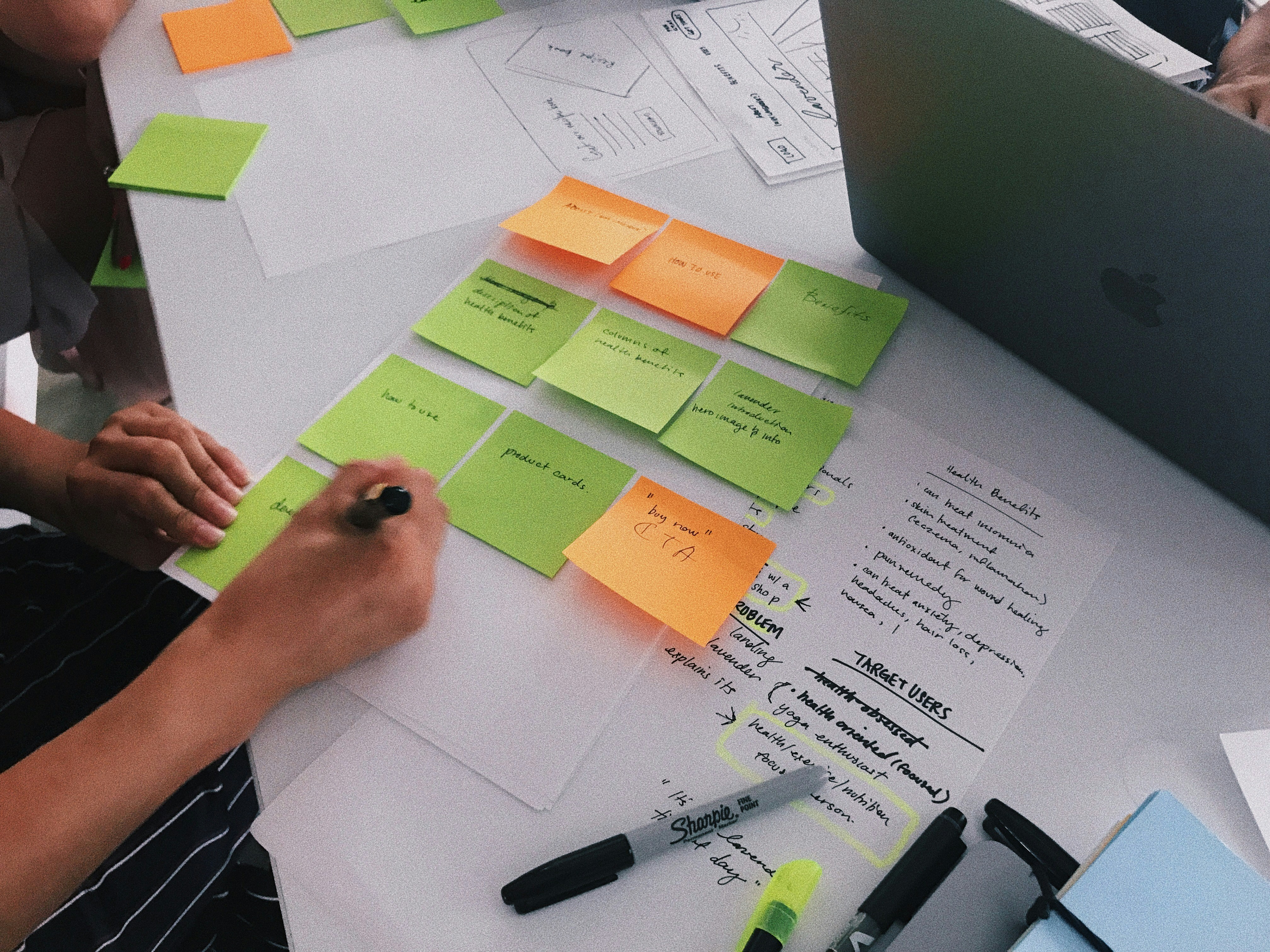 Person writing on sticky notes photo – Free Person Image on Unsplash