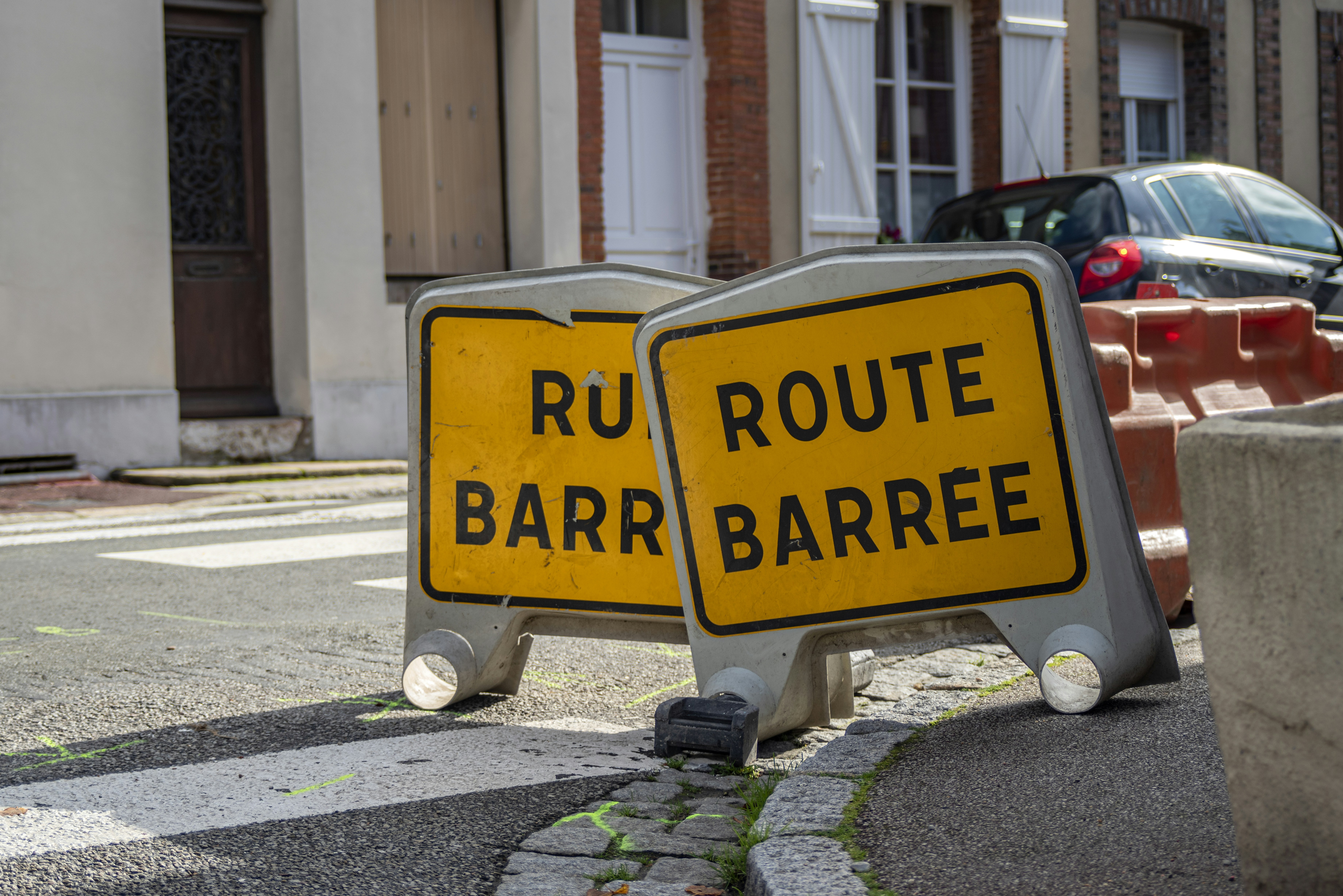 Signalisation Barree à deux routes sur la route photo – Image gratuite ...