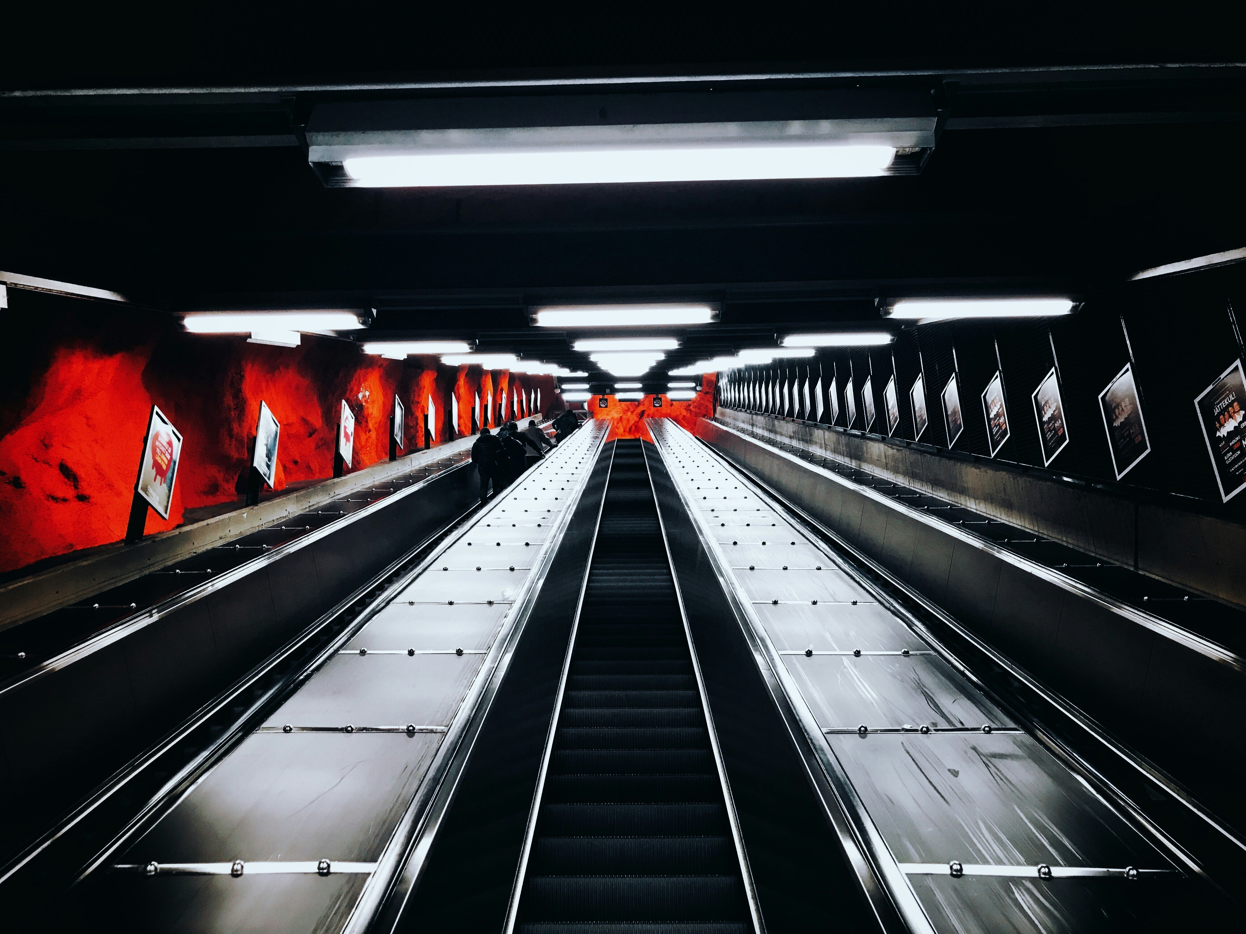 Fotografia em escala de cinza da escada rolante foto – Imagem grátis ...