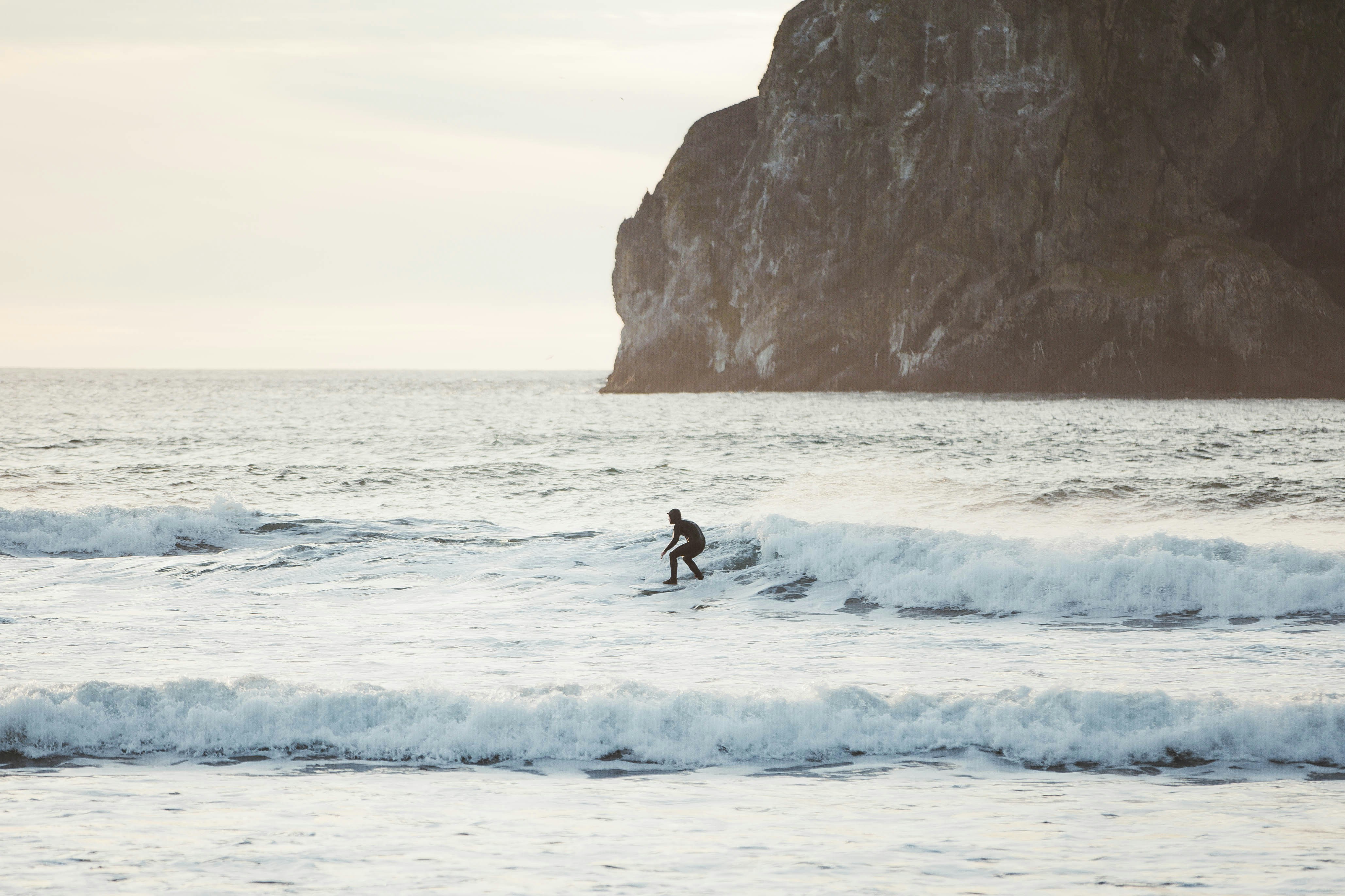 Foto Persona surfeando durante el día – Imagen Gris gratis en Unsplash