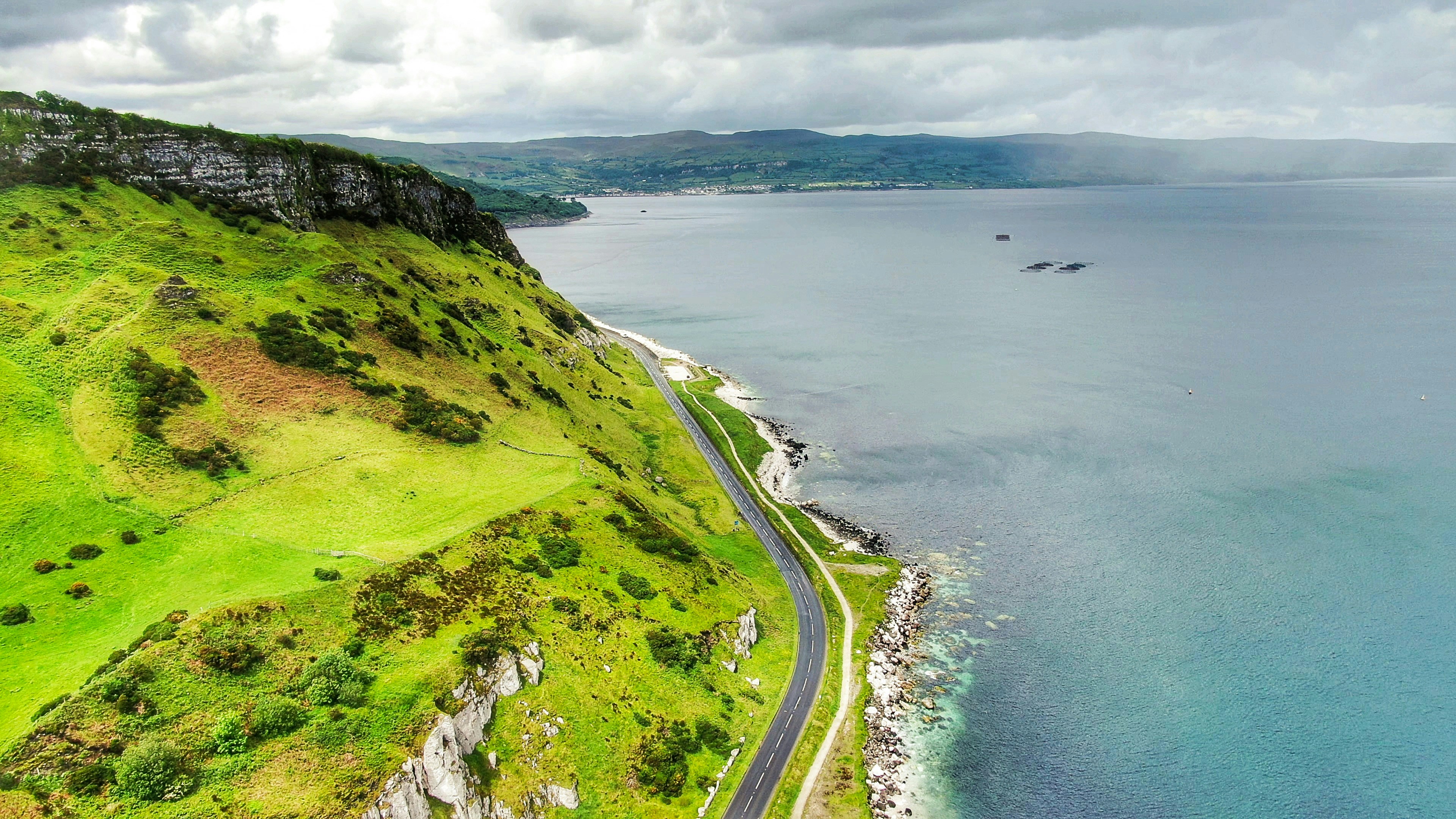 Colline herbeuse verte près du bord de mer photo – Photo Vert Gratuite ...