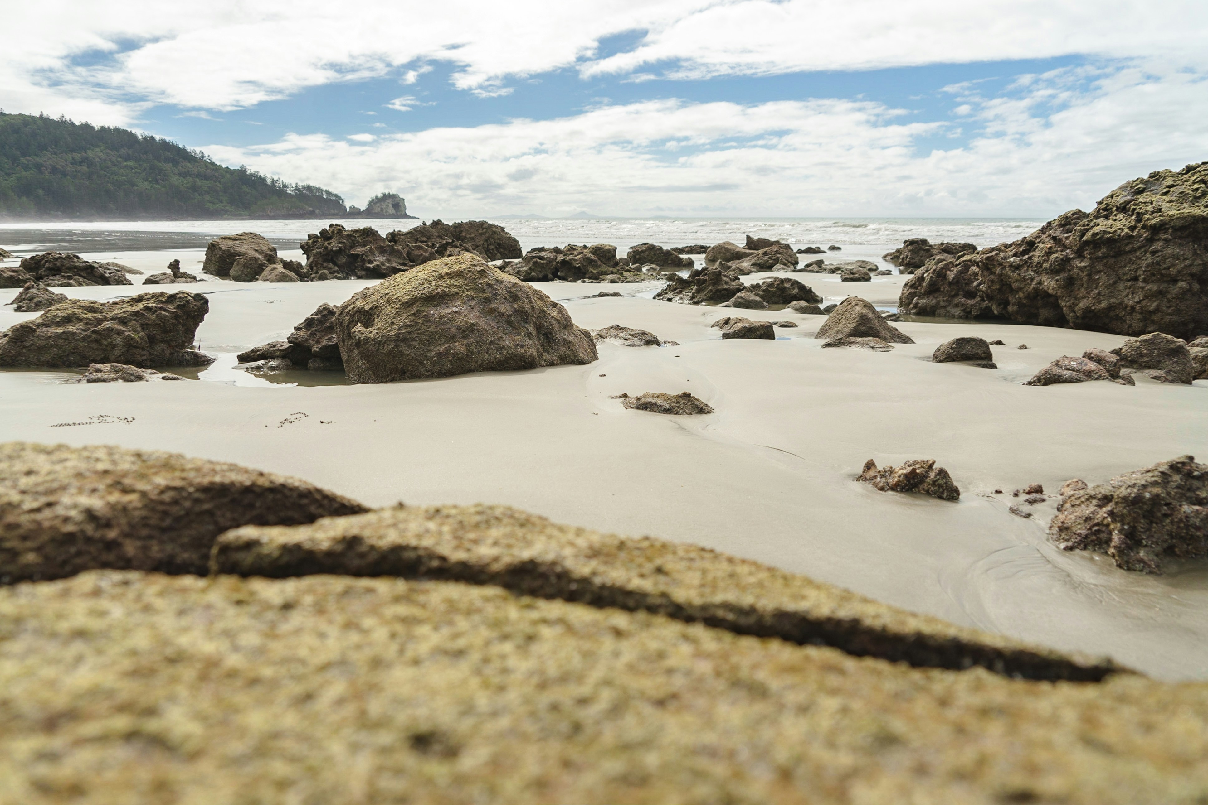 Rocas en el agua foto – Imagen de Playa gratuita en Unsplash
