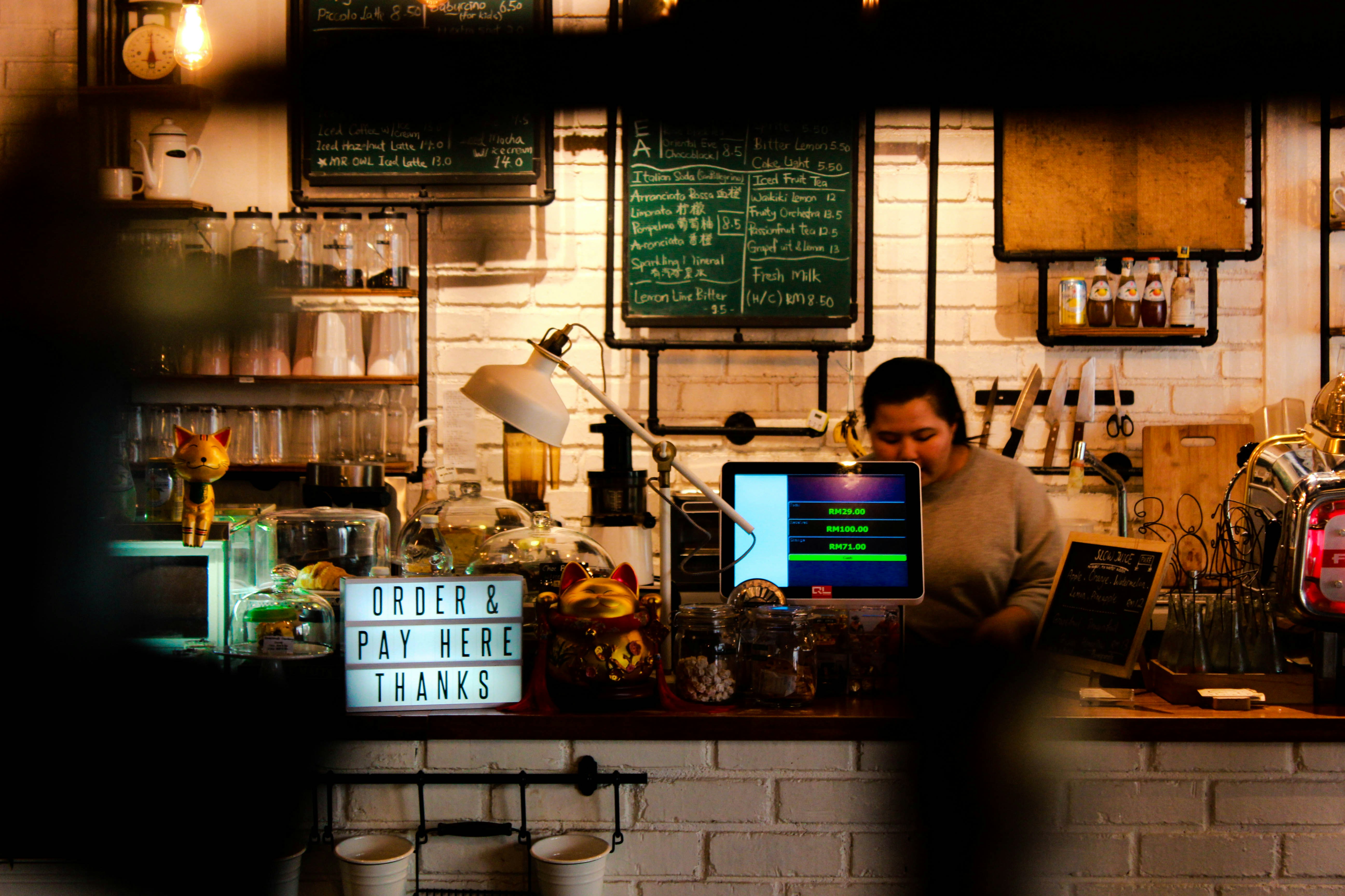 Foto Cajero en la mesa del mostrador – Imagen Humano gratis en Unsplash