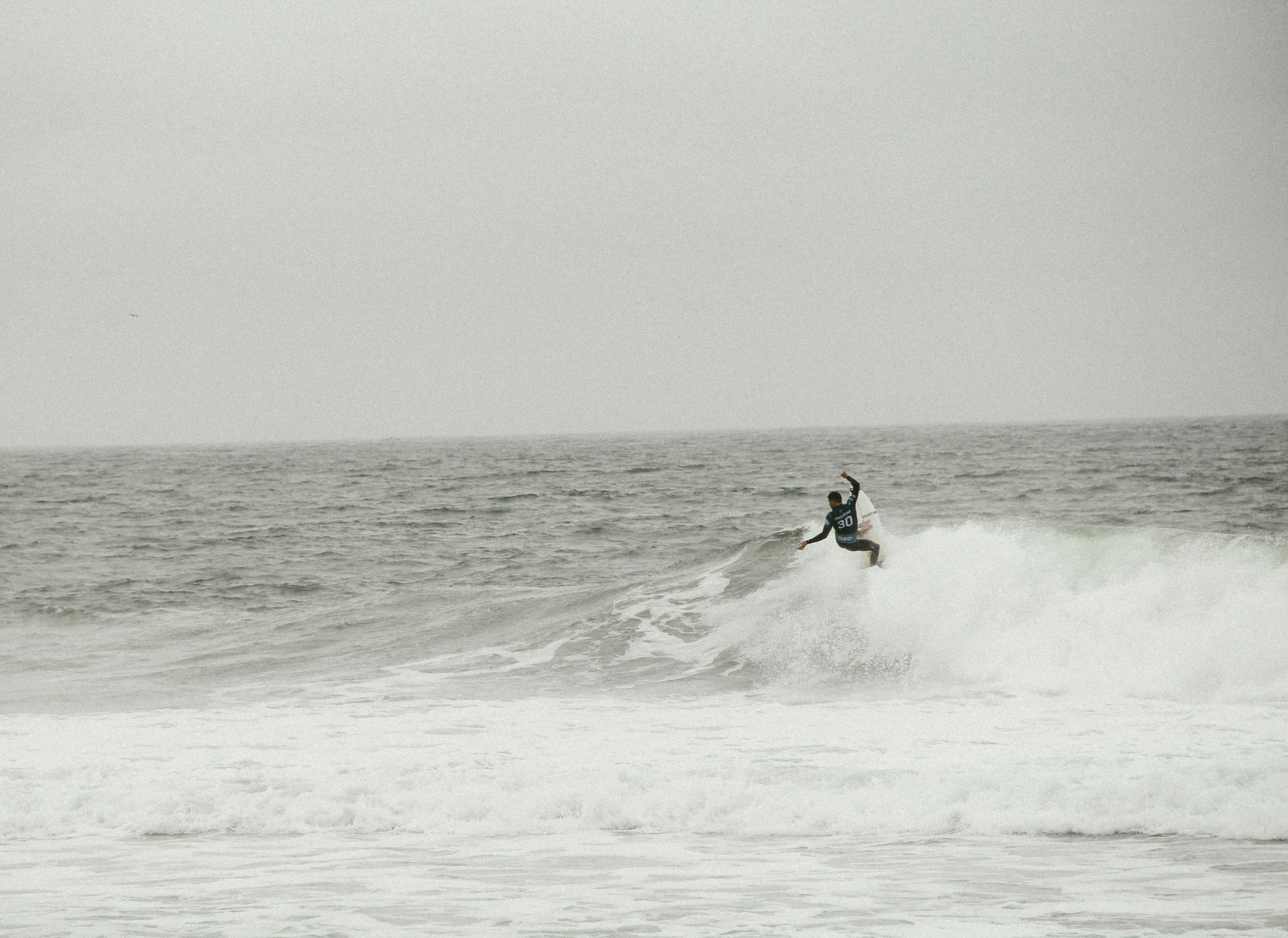 Foto Persona surfeando sobre las olas del océano – Imagen Gris gratis ...