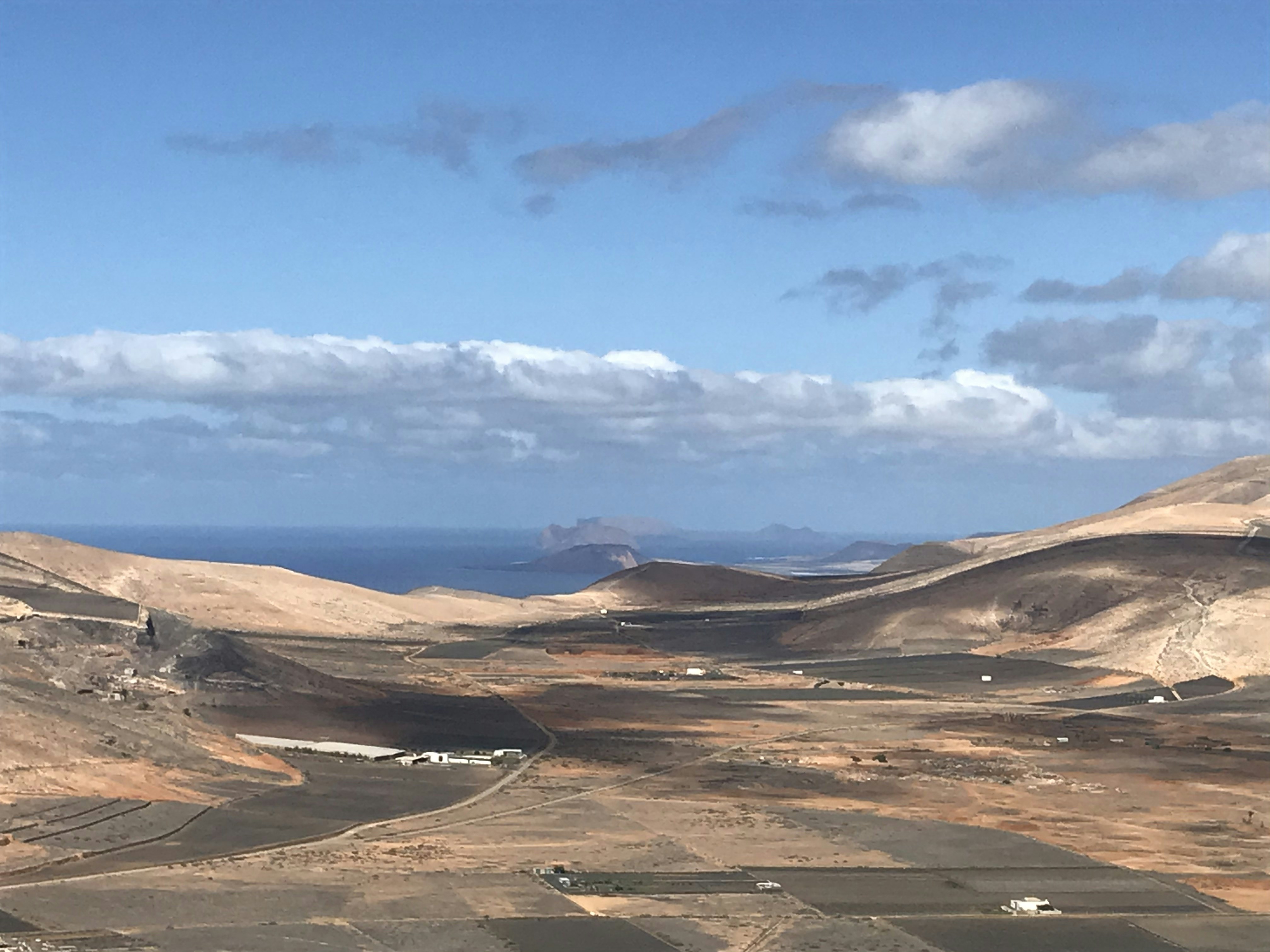 Foto Tierra seca y montaña bajo nubes blancas – Imagen Azul gratis en ...
