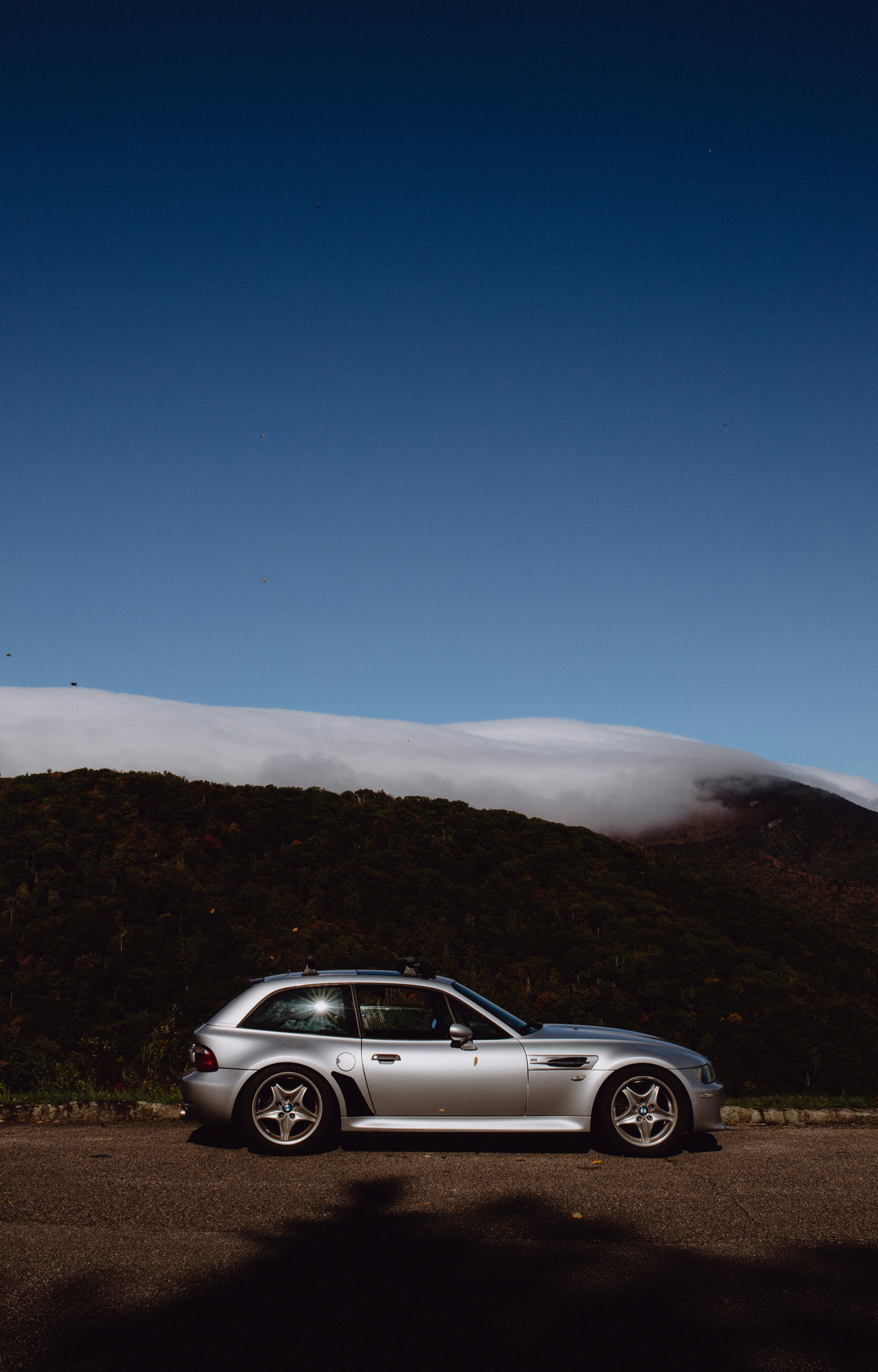 Foto Vehículo plateado cruzando en la carretera – Imagen Azul gratis en ...