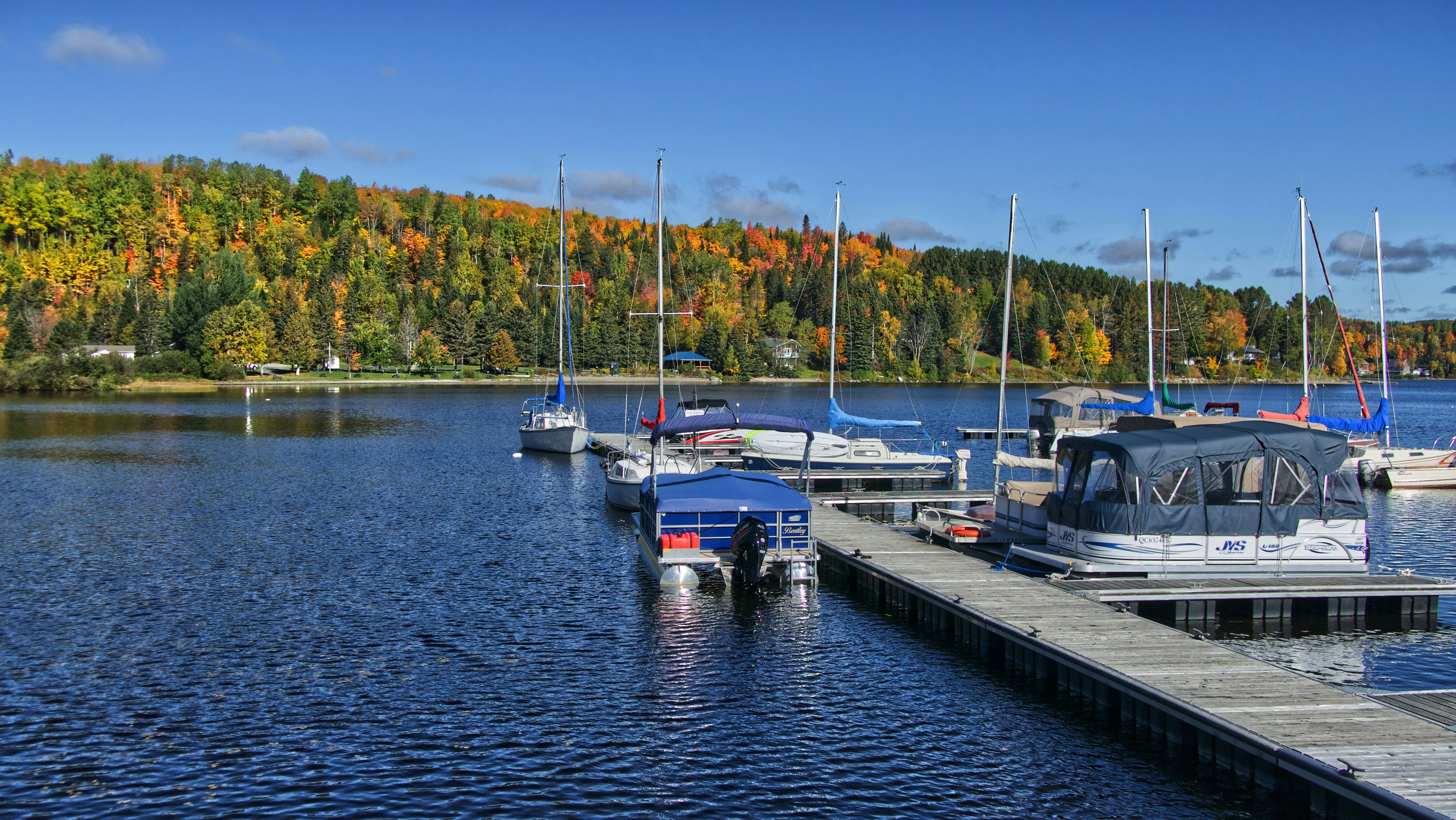 Several boats beside docks photo – Free Lake Image on Unsplash