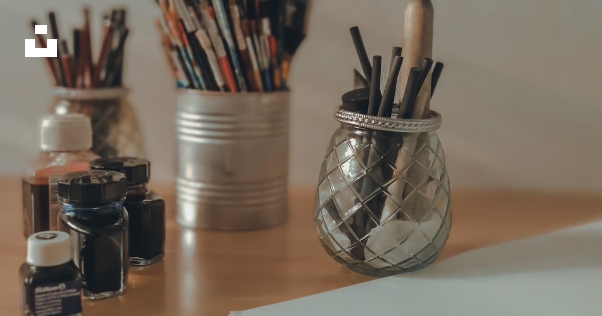 White And Black Makeup Brush Set Photo Free Brush Image On Unsplash