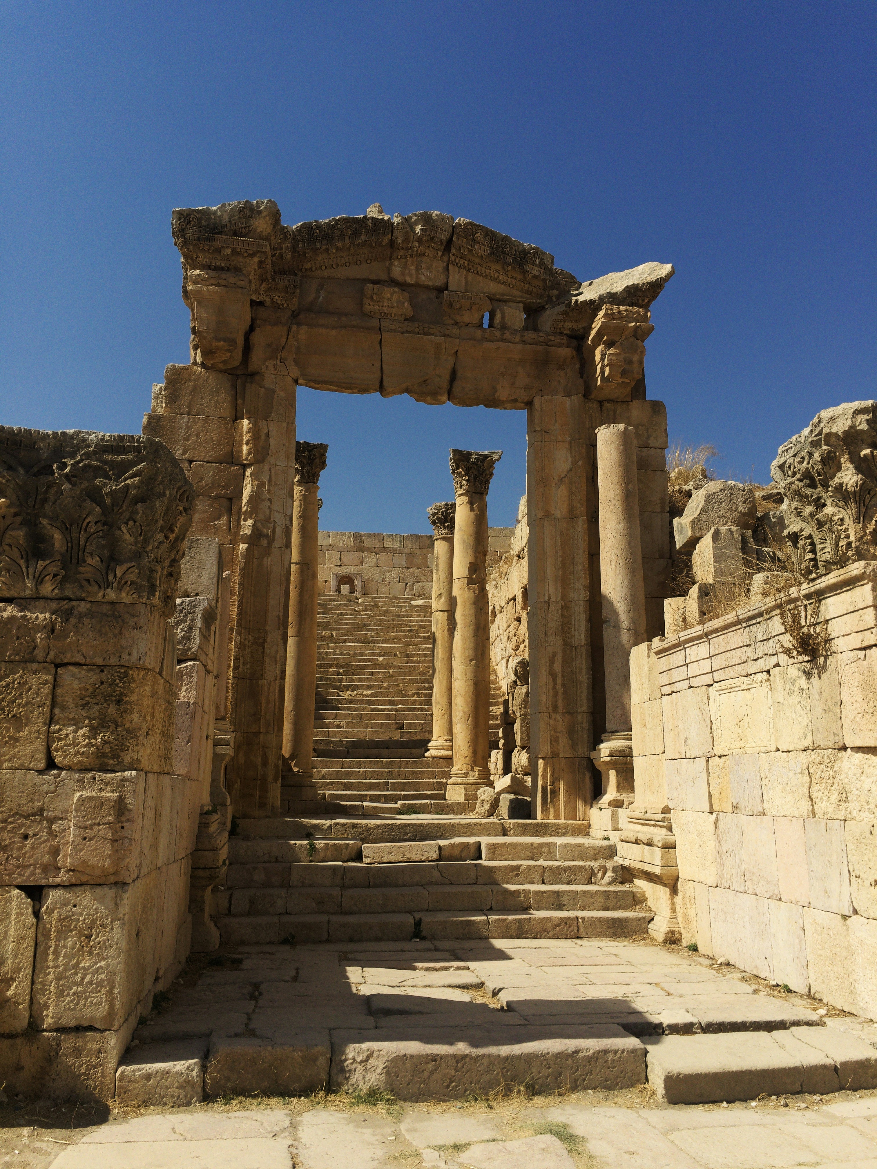 Arche en béton brun sous un ciel bleu clair photo – Photo Ruines ...