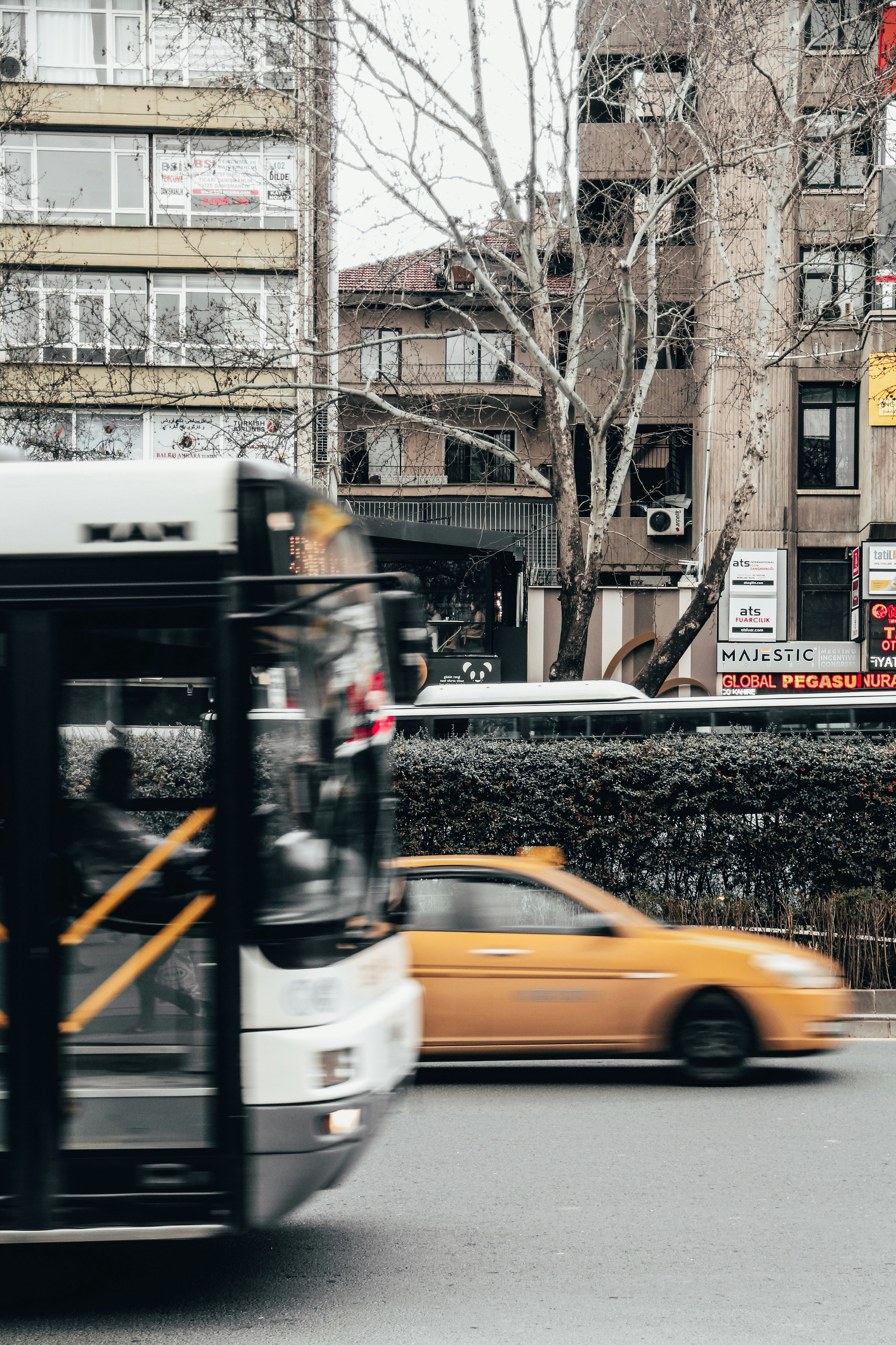 Bus sur la route photo – Photo Gris Gratuite sur Unsplash