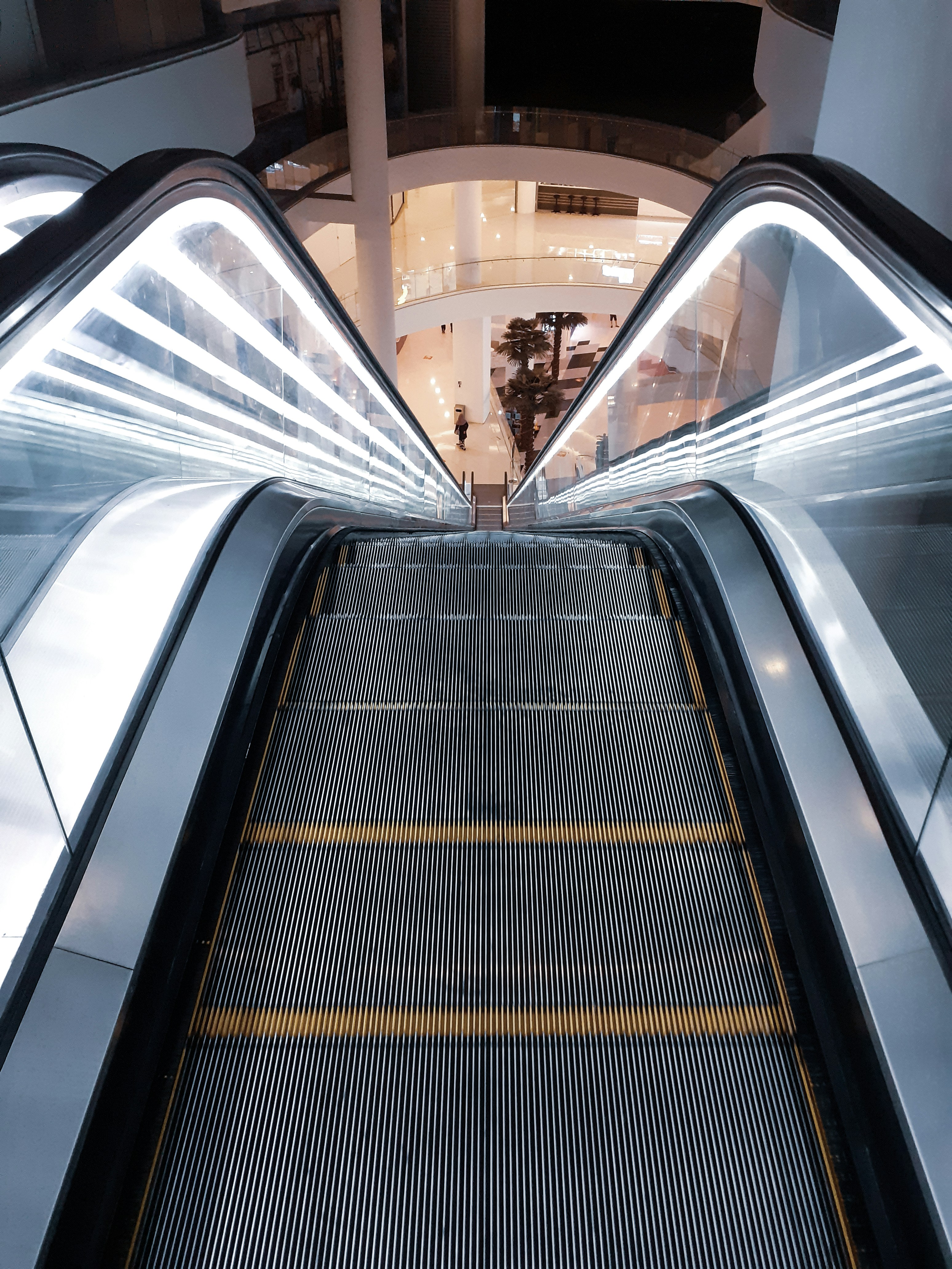 Gray escalator going down photo – Free Escalator Image on Unsplash