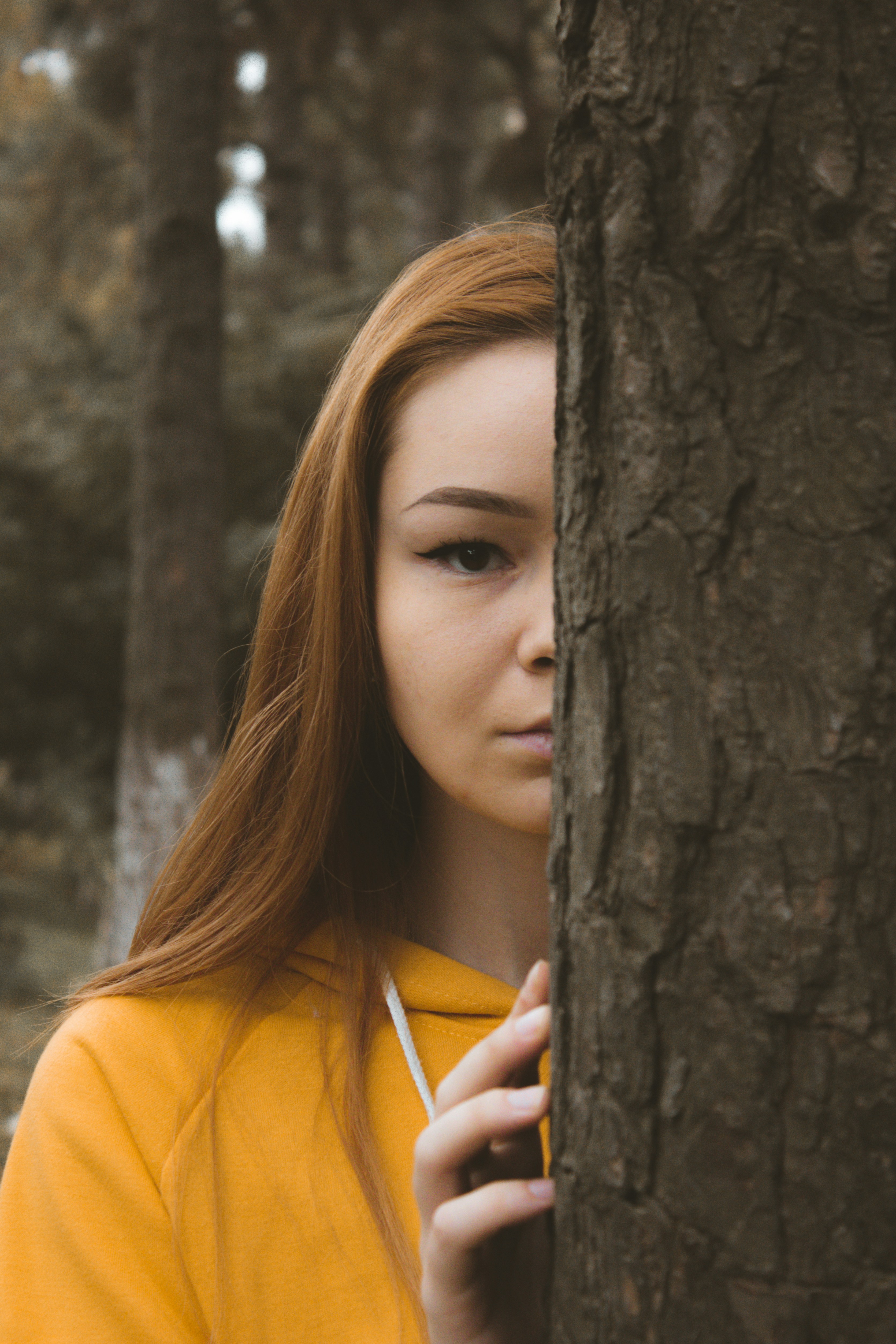 Woman behind tree photo – Free Human Image on Unsplash