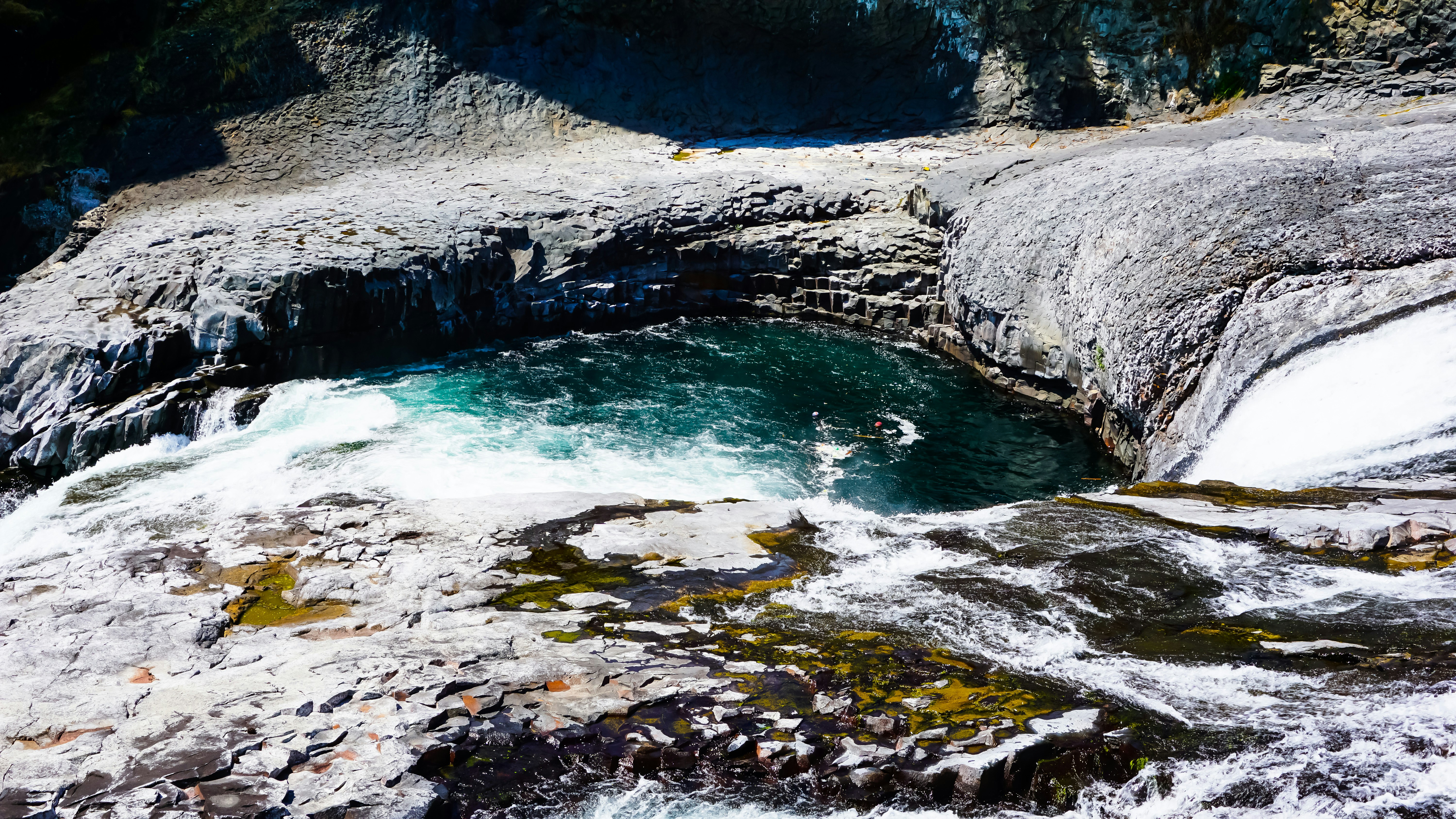 Serpentine Currents of the GorgeFrantzou Fleurine