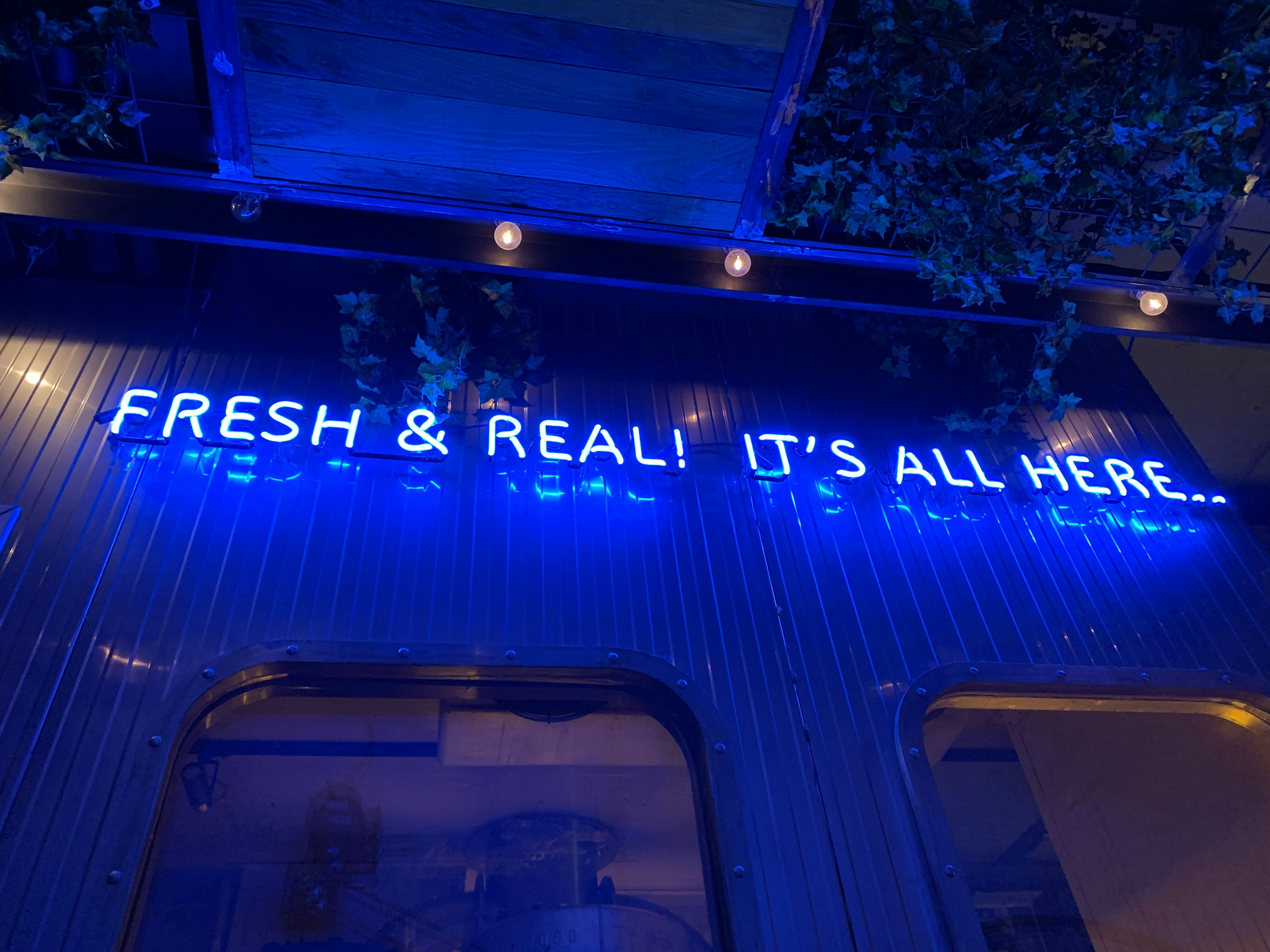 ¡Fresco y real! Todo está aquí... letrero de neón foto – Imagen de Azul ...