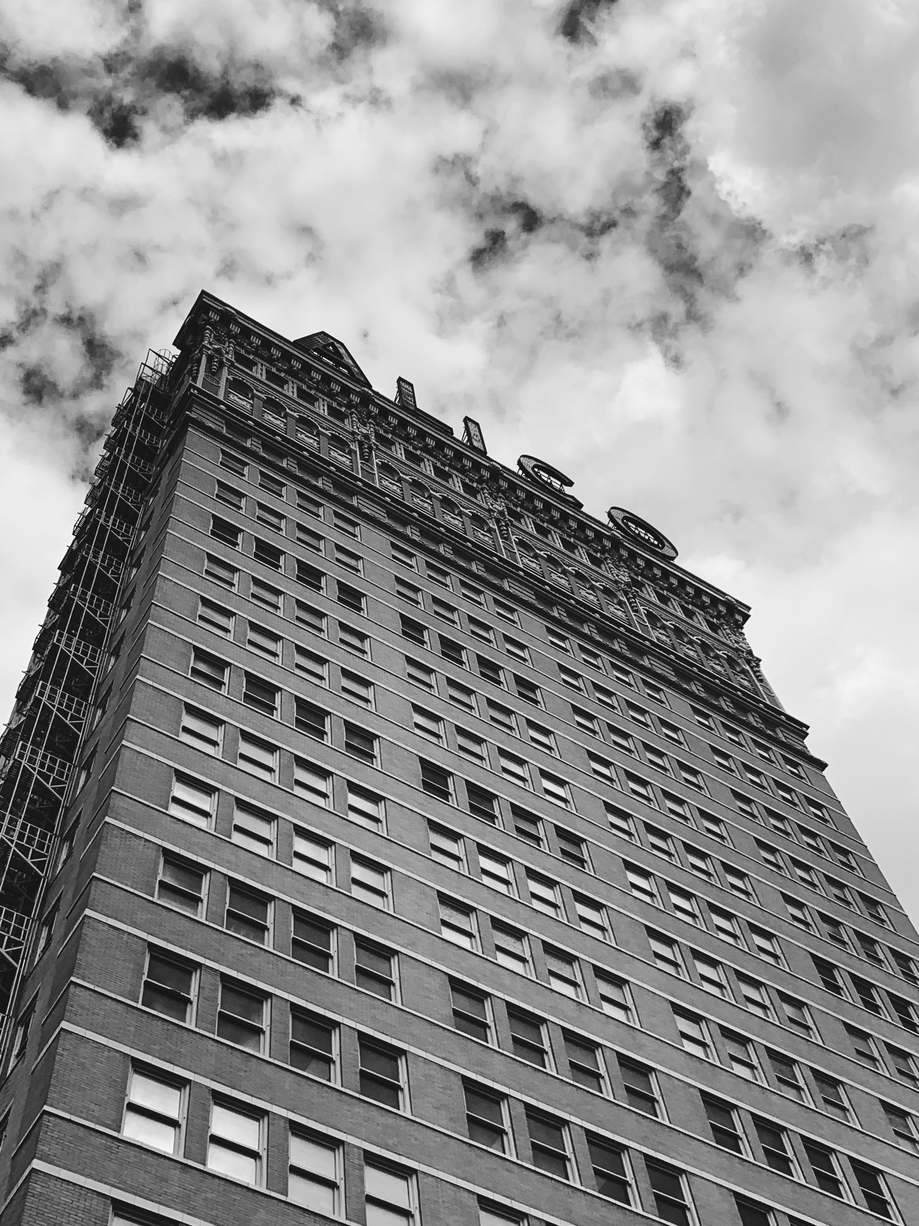 Foto Foto en escala de grises de un edificio de gran altura – Imagen Gris gratis en Unsplash