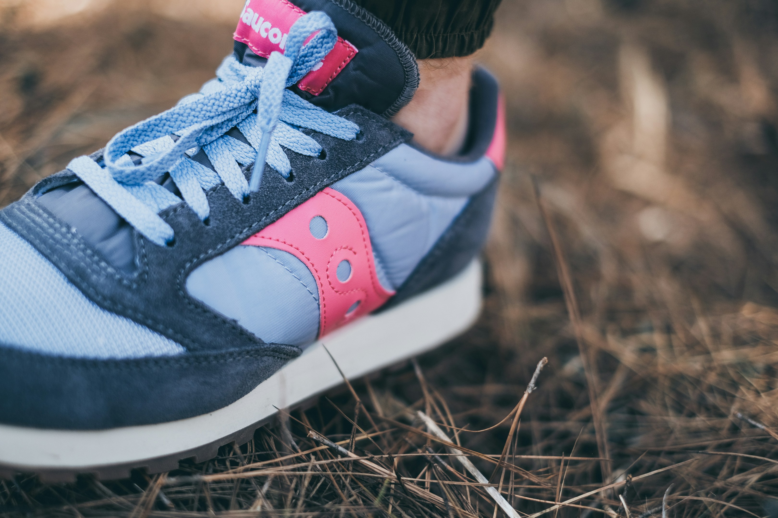 Red and blue Saucony labeled shoe photo – Free Human Image on Unsplash