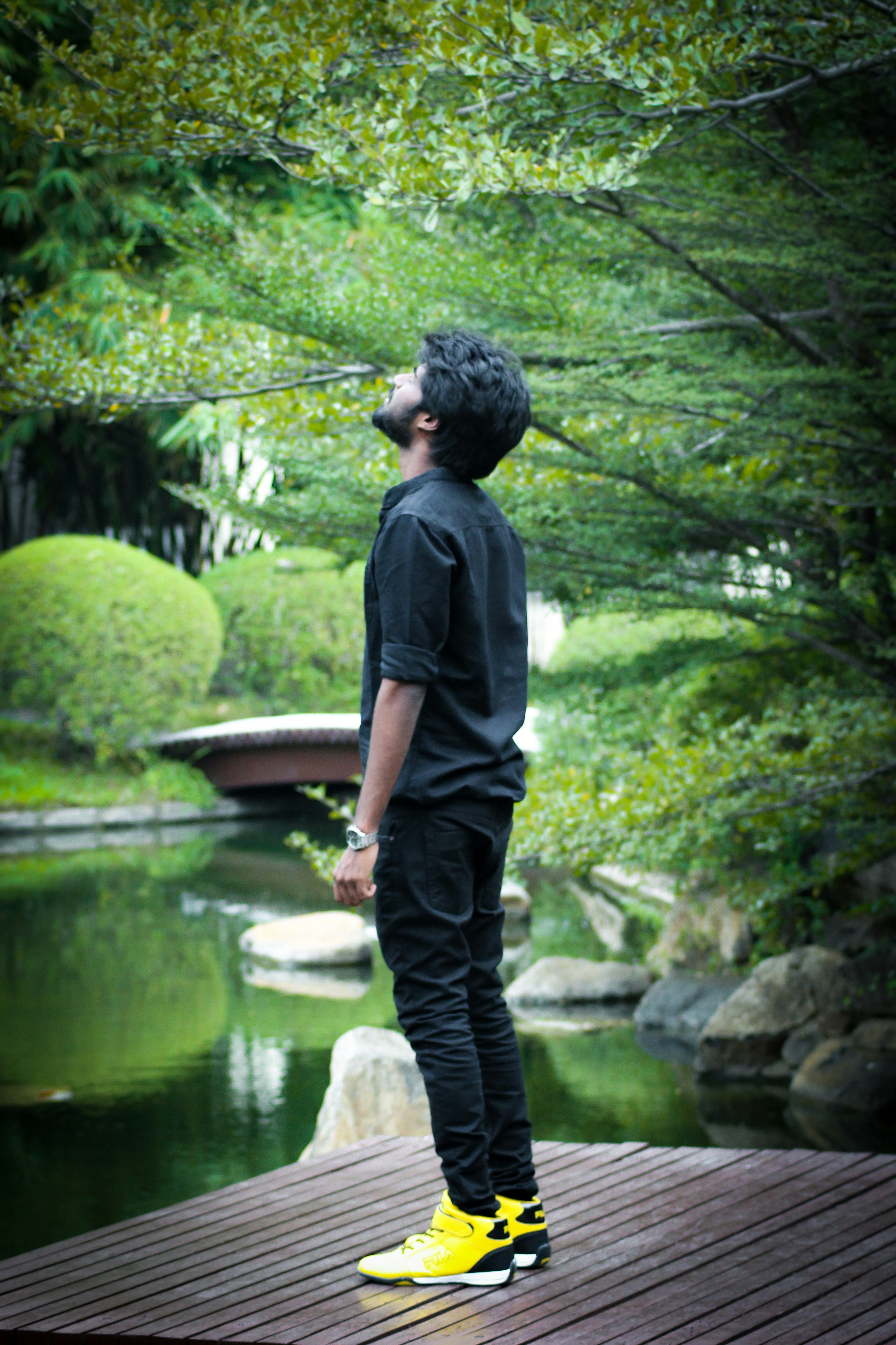 Foto Hombre mirando hacia arriba – Imagen Infosys mcity gimnasio gratis ...