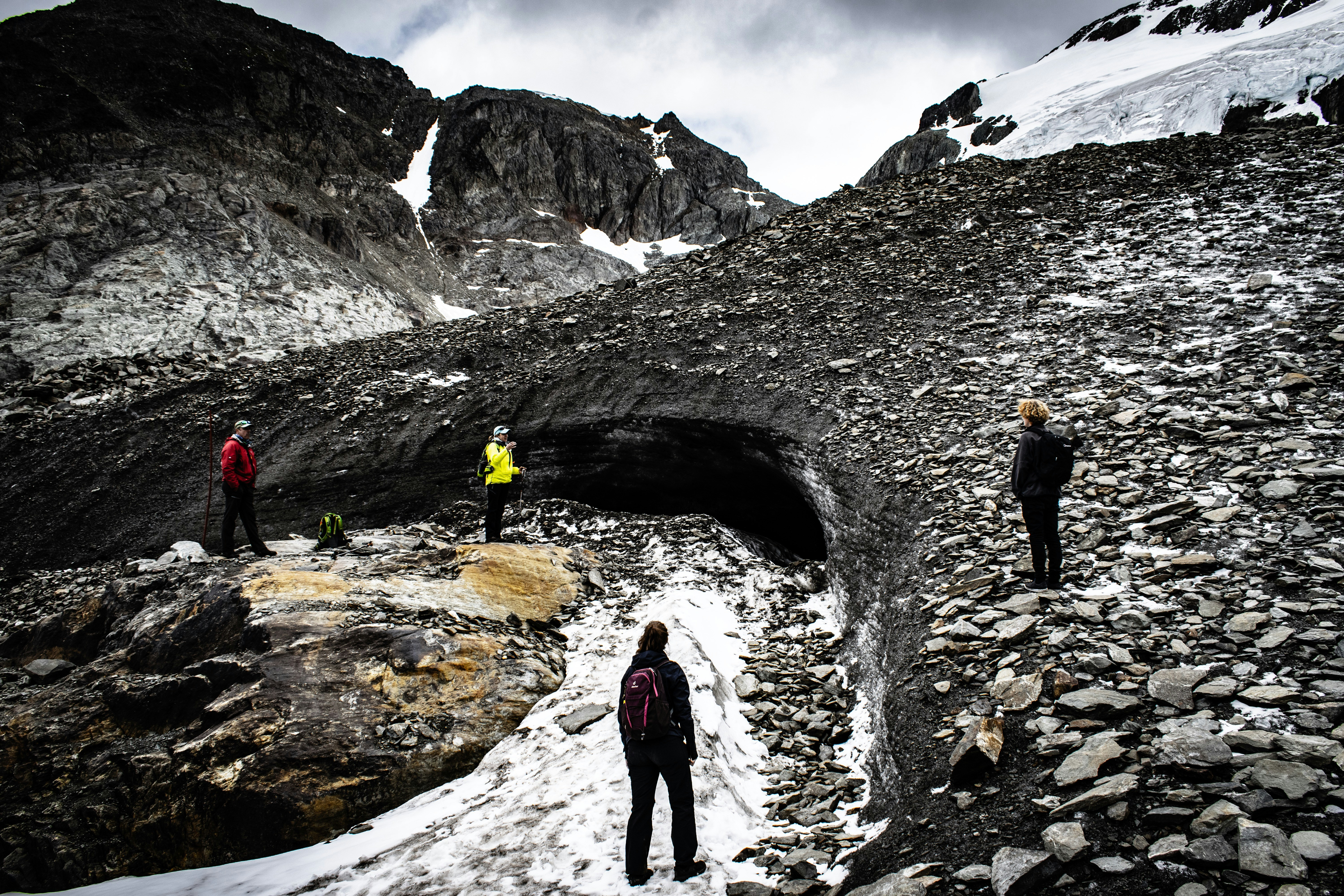 Groupe de 4 personnes sur terrain rocheux photo – Photo Humain Gratuite ...