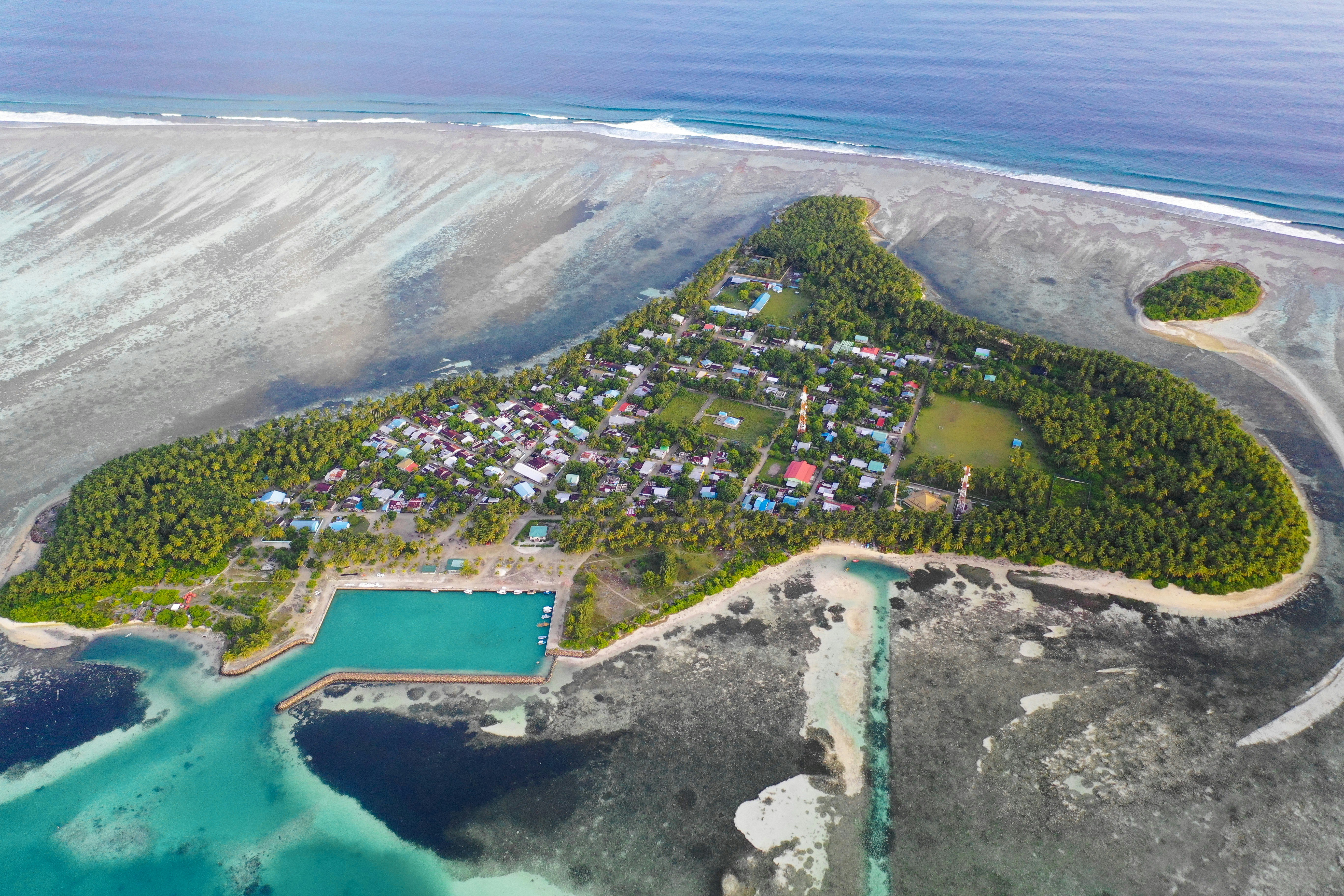Aerial photograph of island photo – Free Kinbidhoo Image on Unsplash