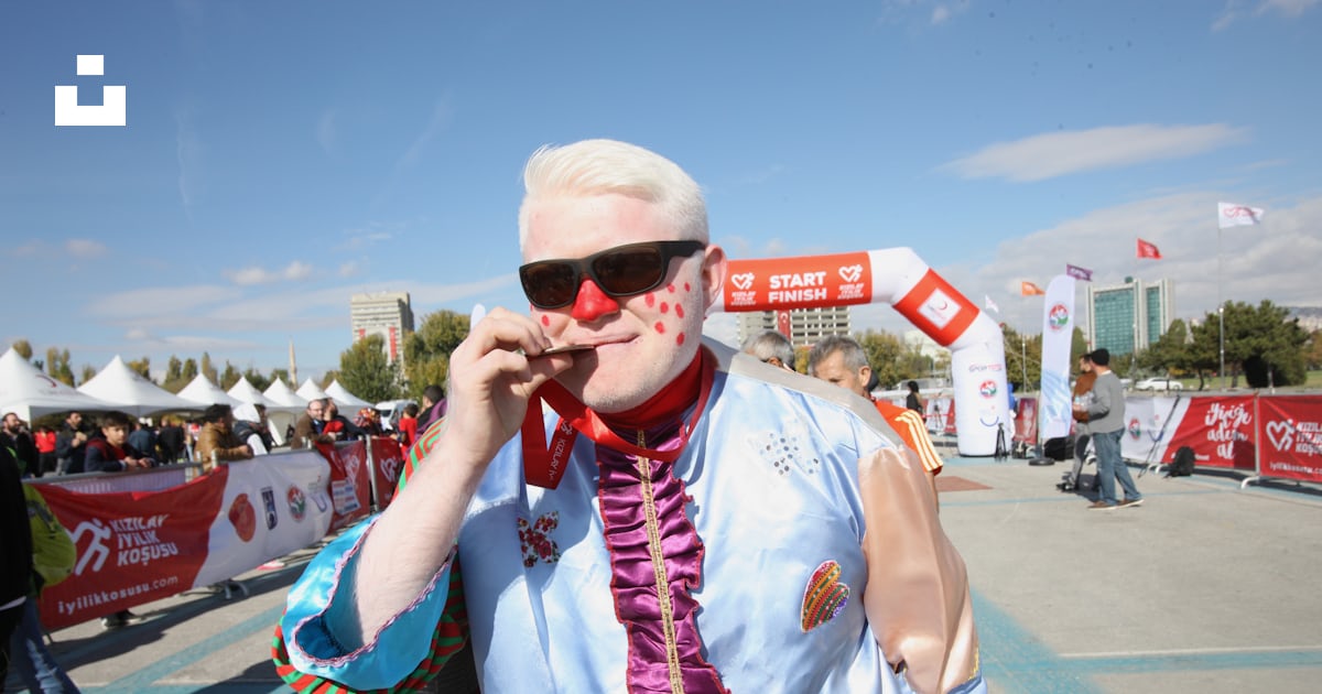 Foto Hombre Con Chaqueta Azul Y Rosa Imagen Accesorio Gratis En Unsplash