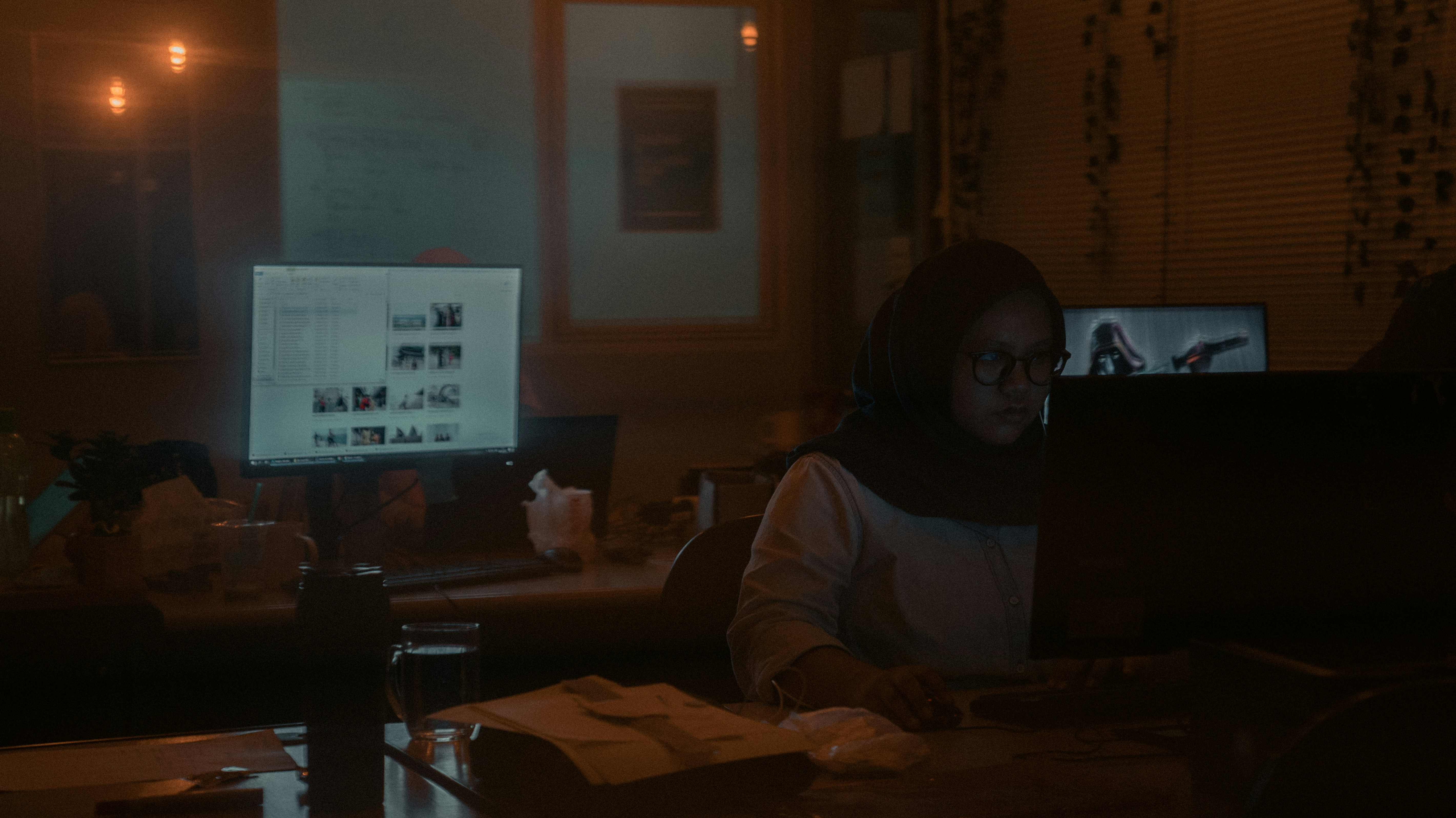 Woman facing monitor photo – Free Office Image on Unsplash