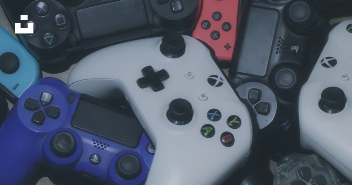 다양한 색상의 Xbox 및 Sony Playstaion 게임 컨트롤러 로트 사진 Unsplash의 무료 회색 이미지