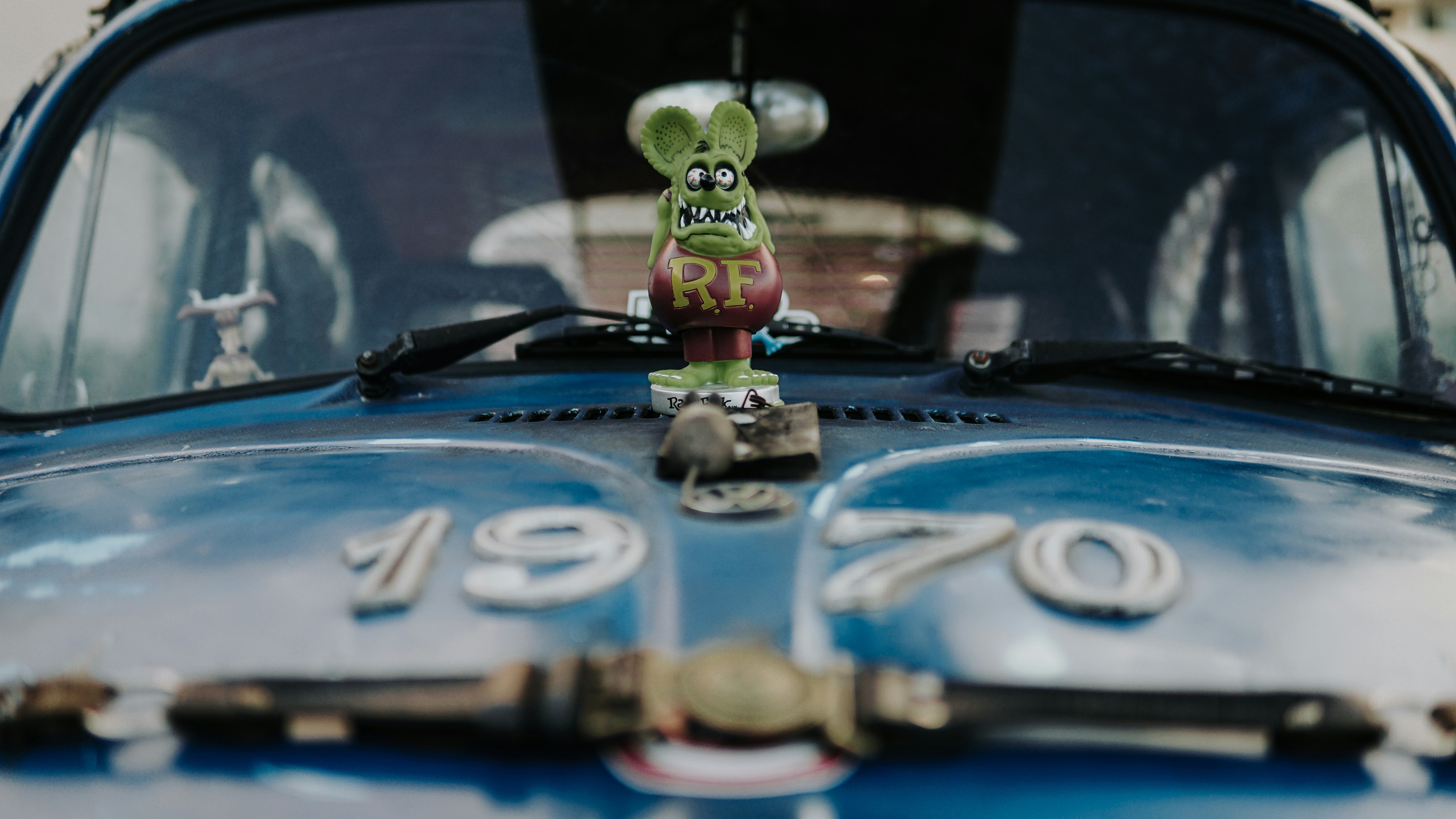 Blue car and green rat hood ornament photo – Free Grey Image on Unsplash