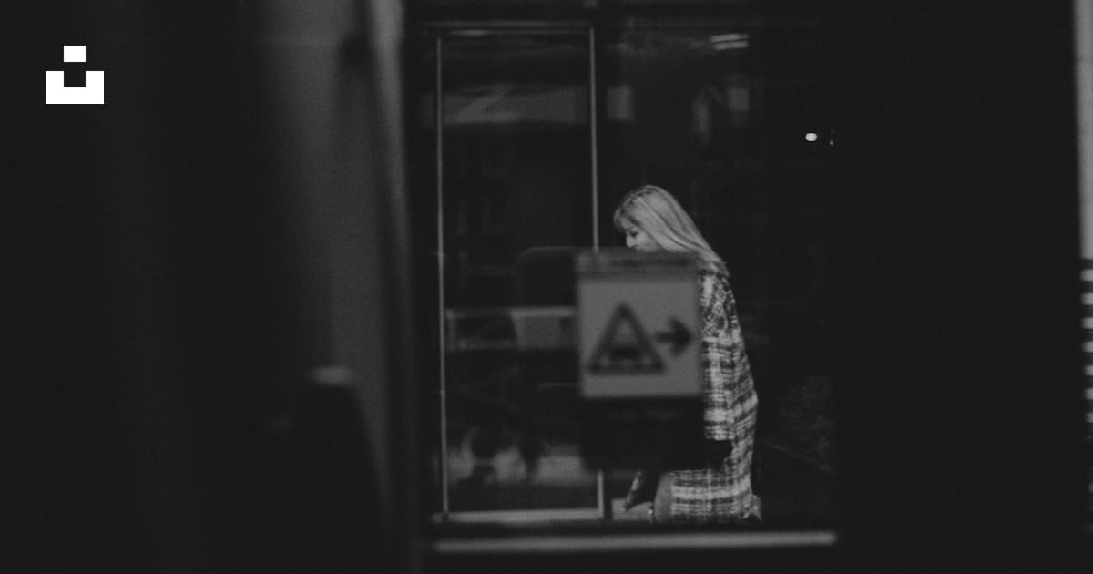 주의 스티커로 덮인 흑백 드레스를 입은 여자의 그레이 스케일 사진 사진 Unsplash의 무료 회색 이미지