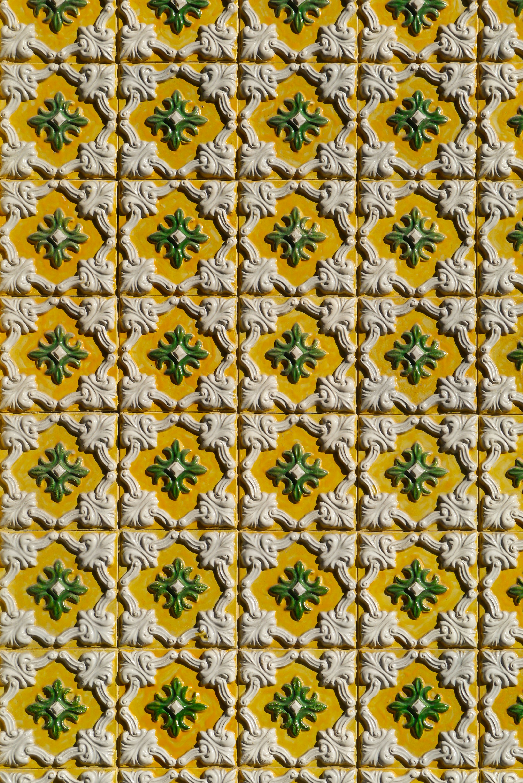 Golden Lattice Gardens: a Green-Star Mosaic in White Relief