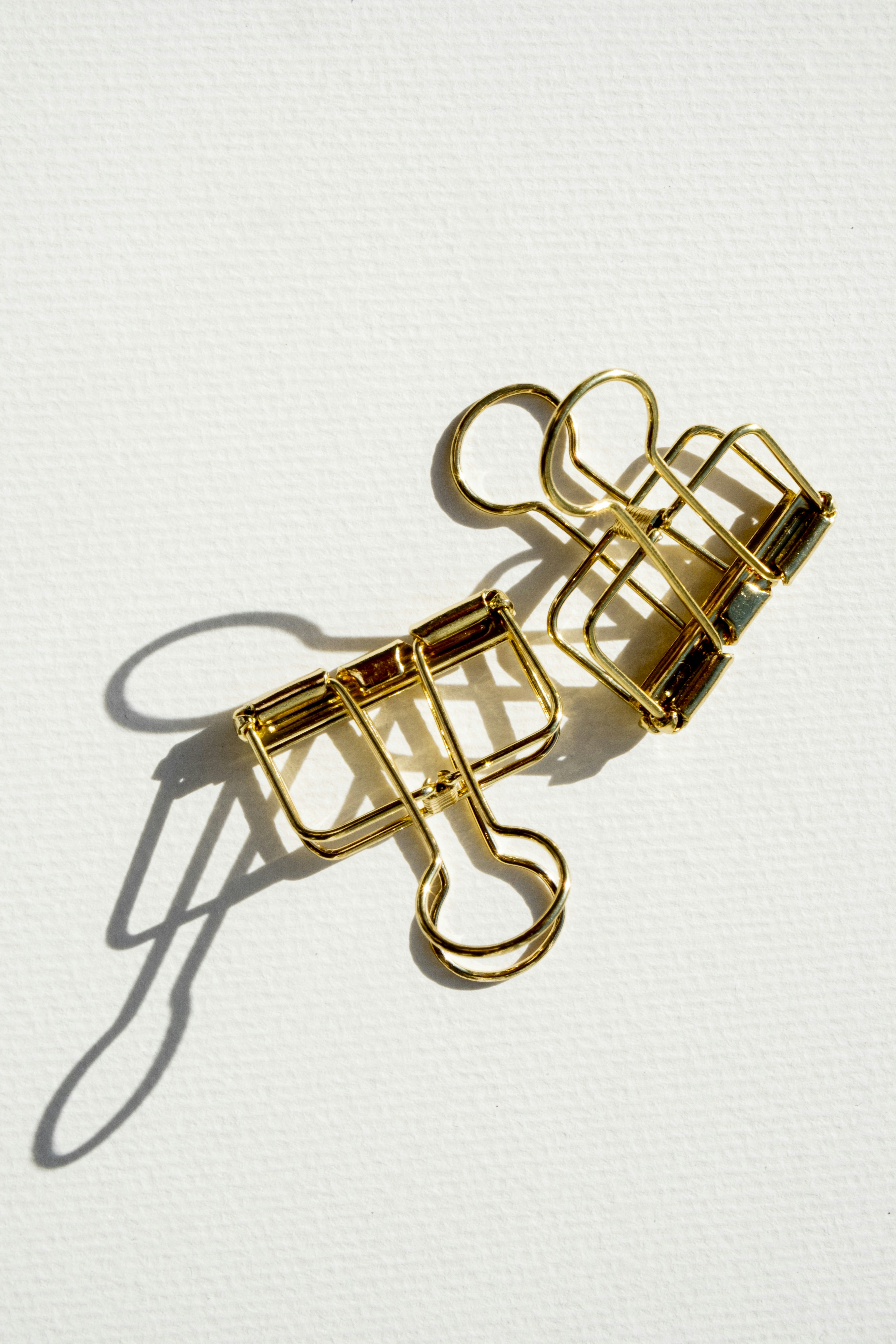 Two gold paper clips photo – Free Product Image on Unsplash