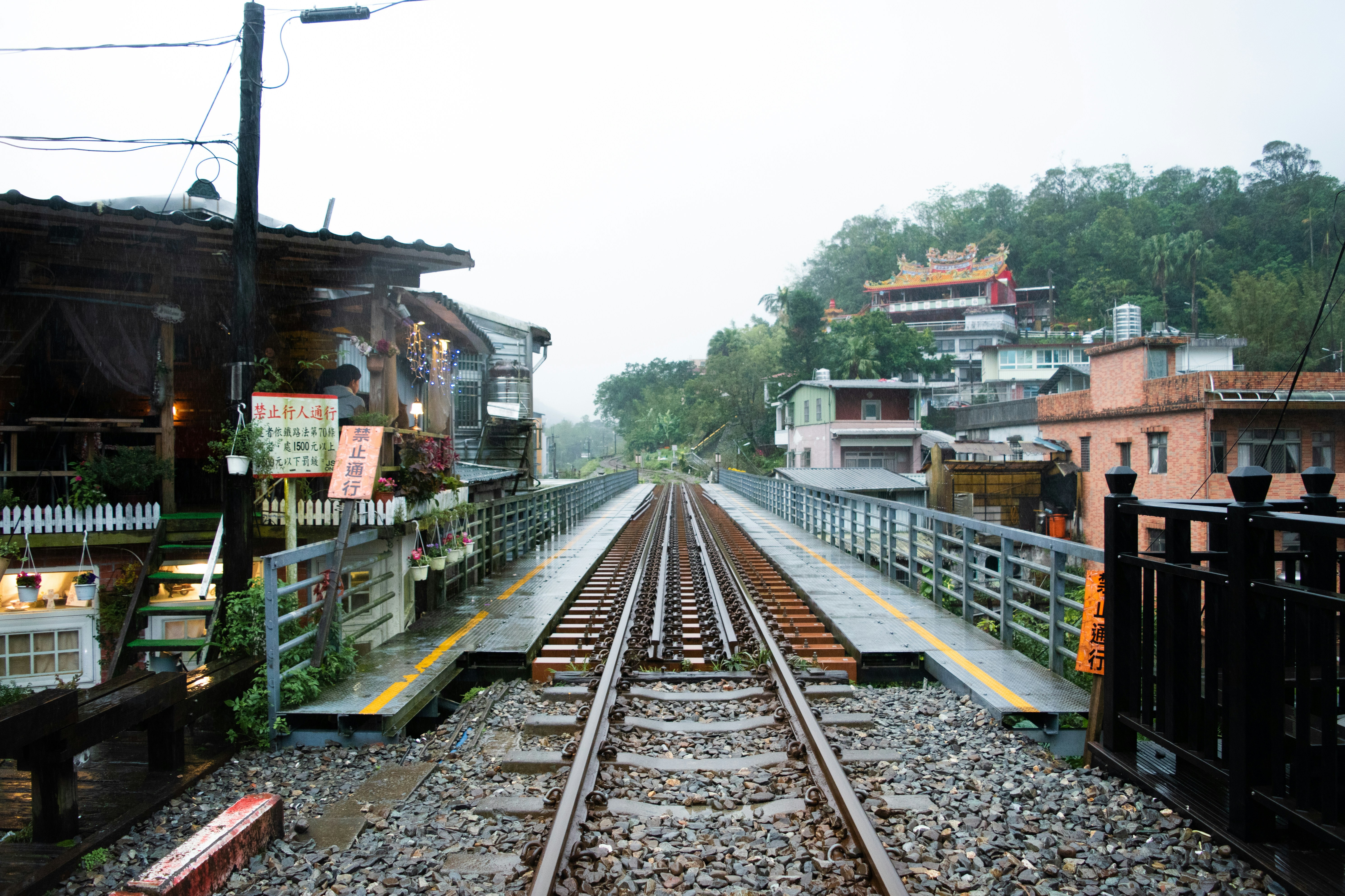 A railroad around houses in the townJumi Park