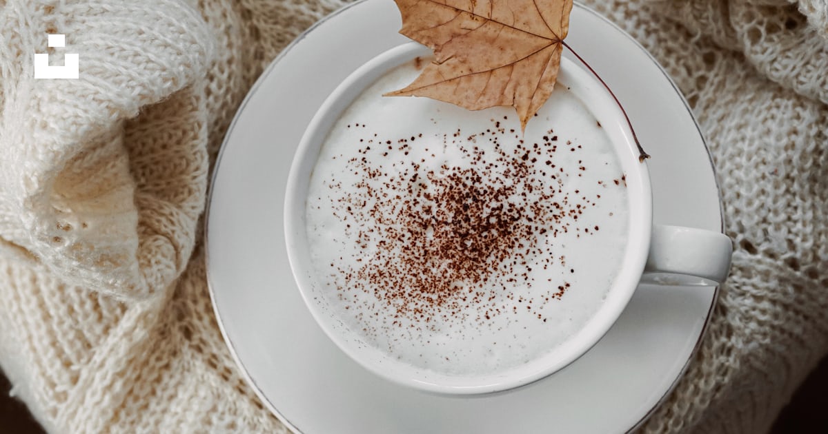 Tasse Ronde En Céramique Blanche Sur Soucoupe Blanche Sur Pull Photo