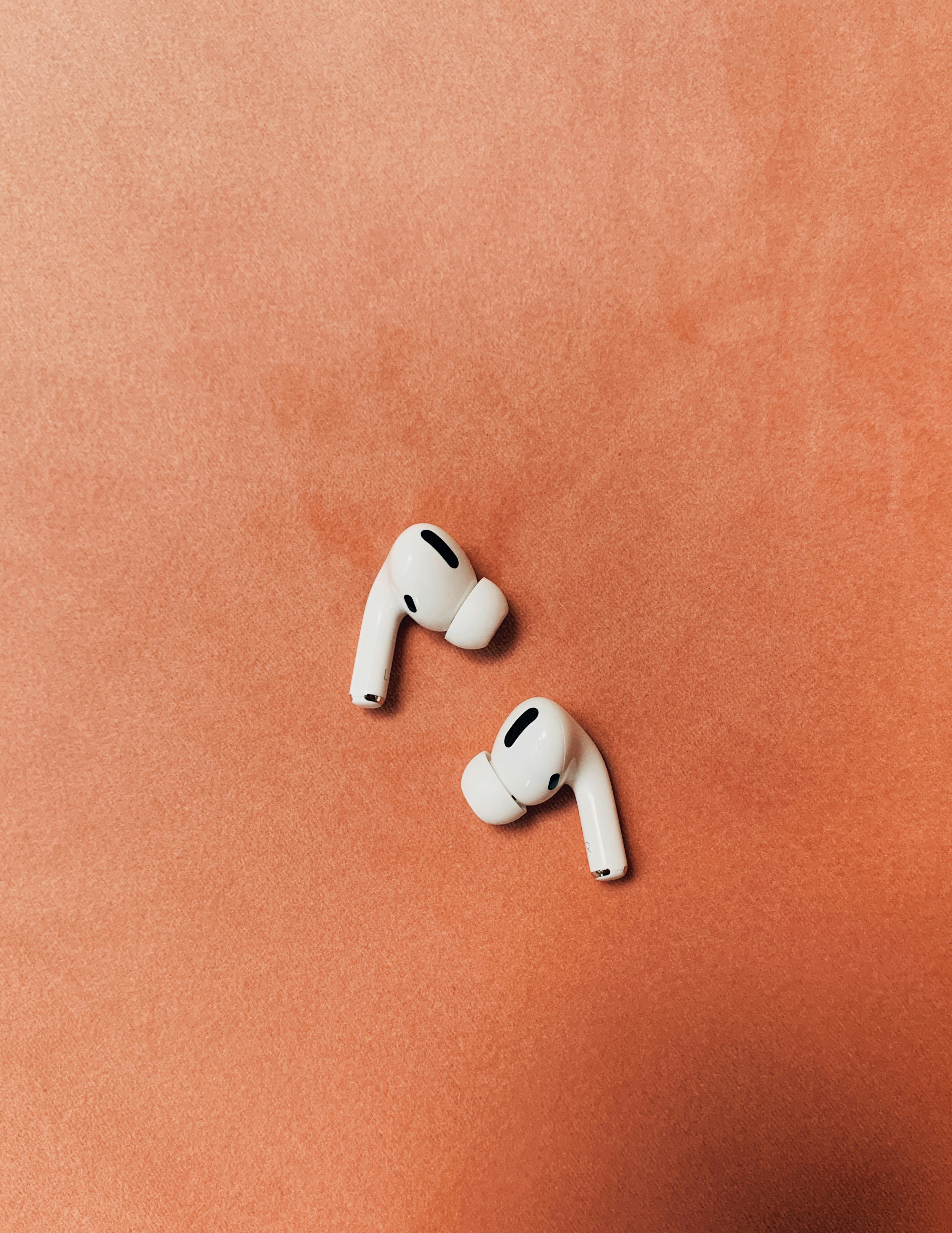 White wireless earbuds photo – Free Electronics Image on Unsplash