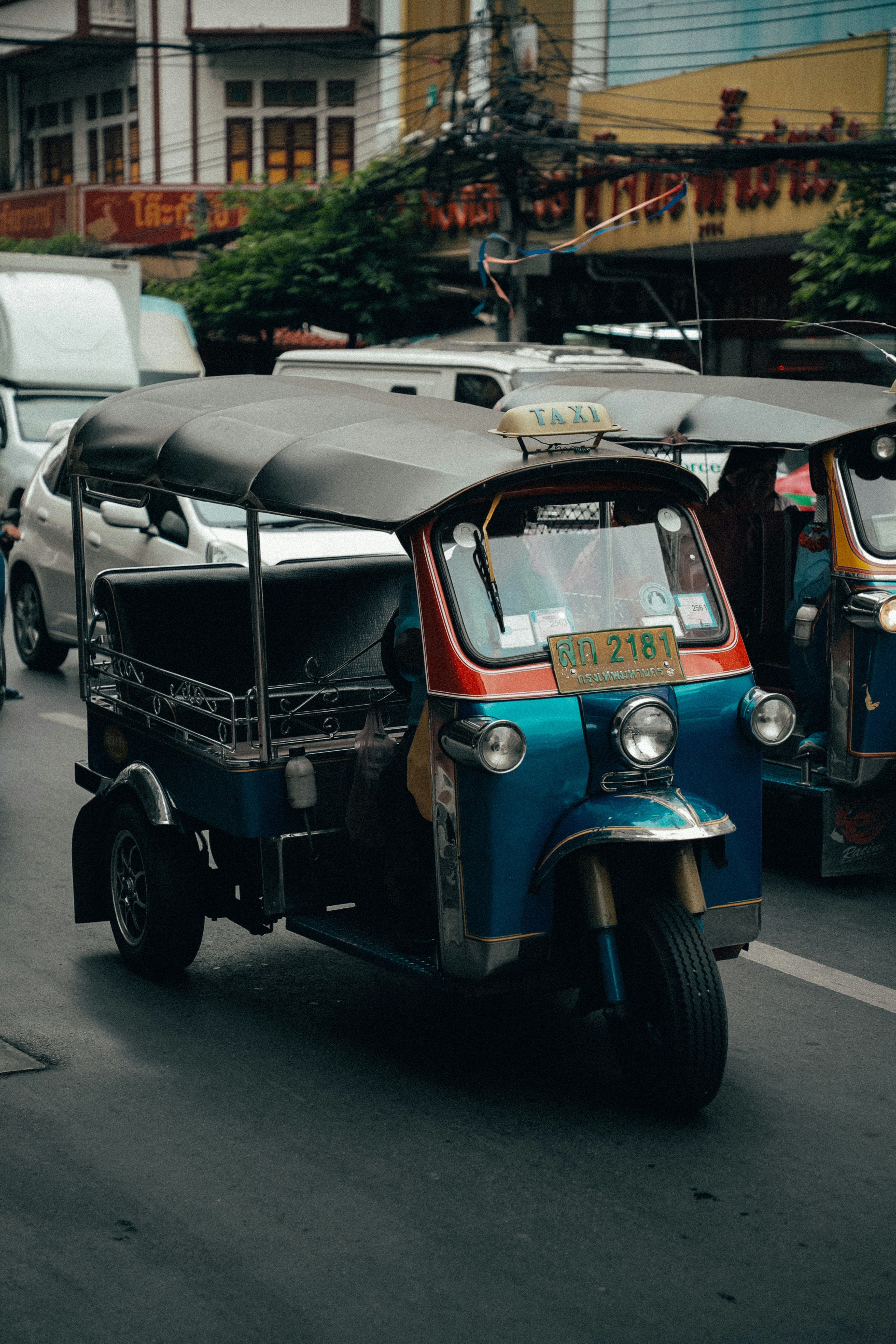 Foto zum Thema Blaue und rote Auto-Rikscha – Kostenloses Bild zu ...