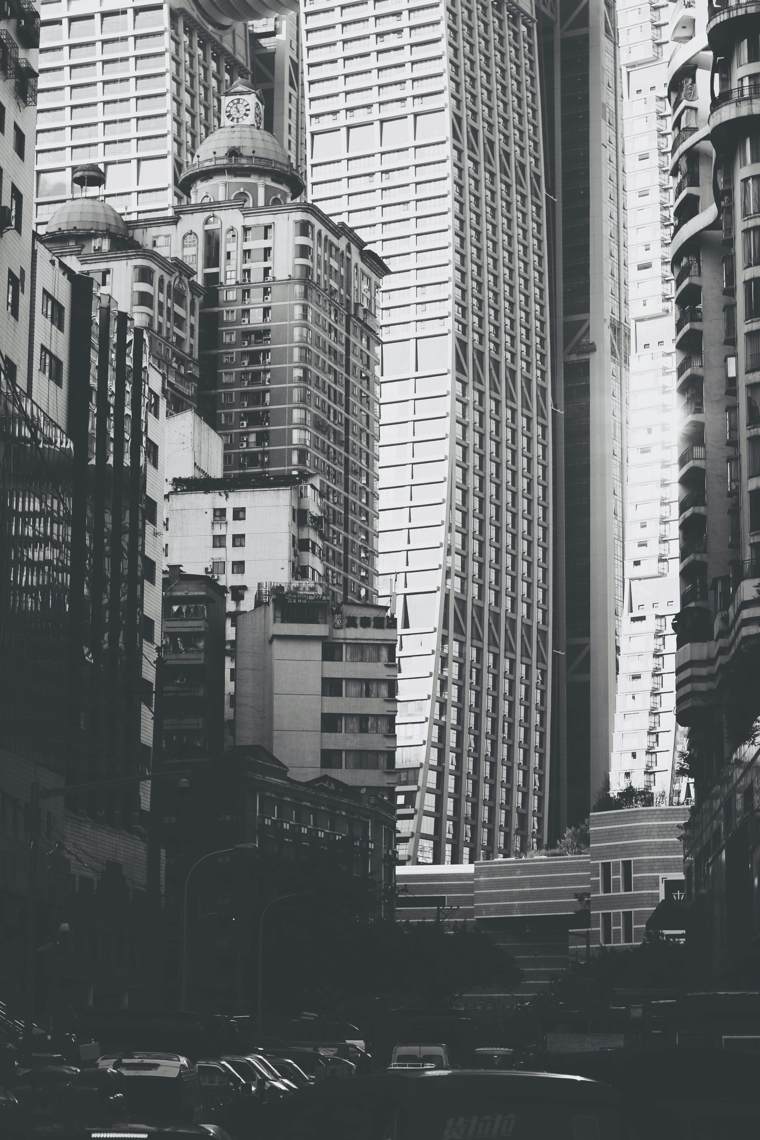 Photographie en niveaux de gris de bâtiments en béton photo – Image ...