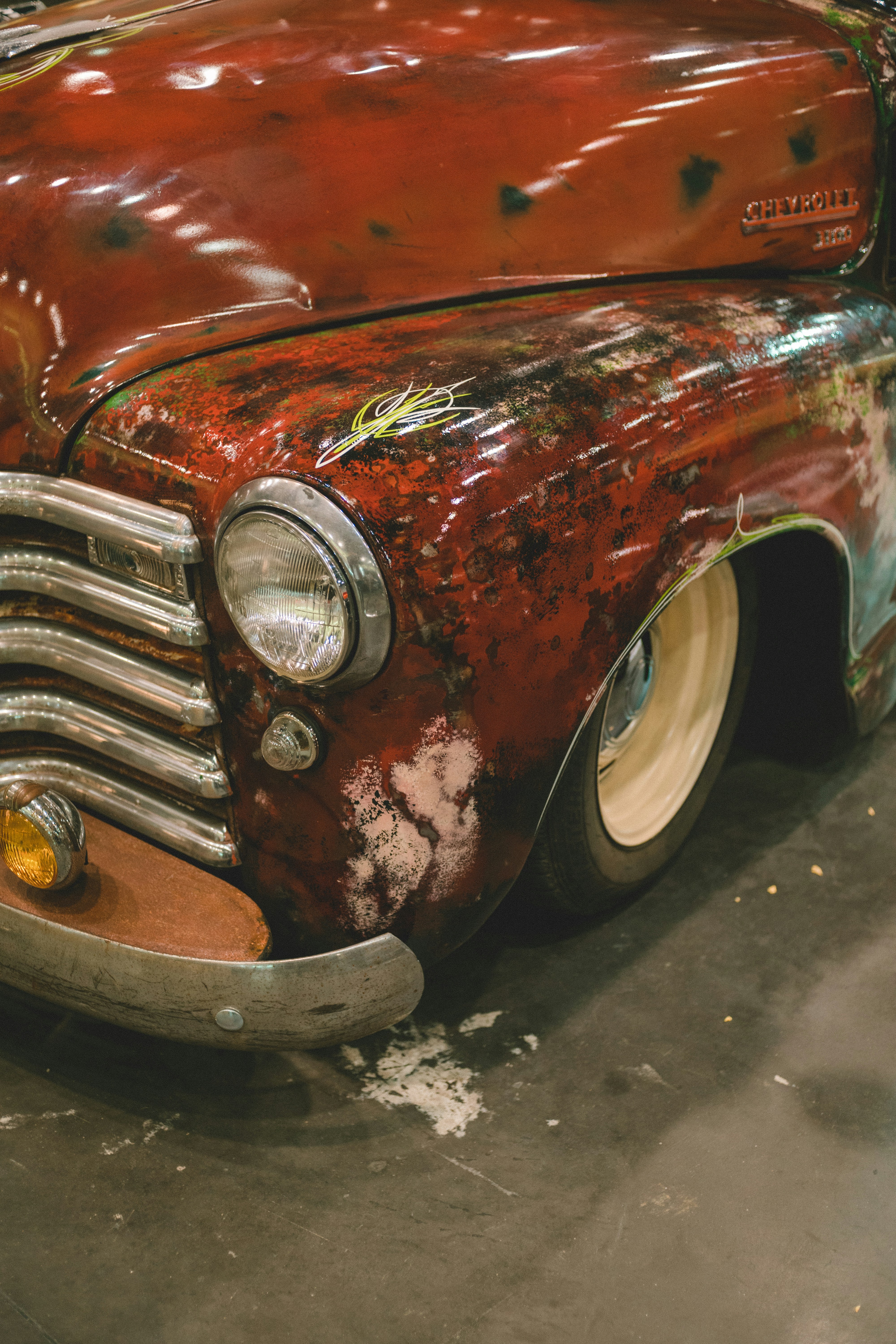 Patina and Chrome: The Front End of a Chevrolet That Wears Time