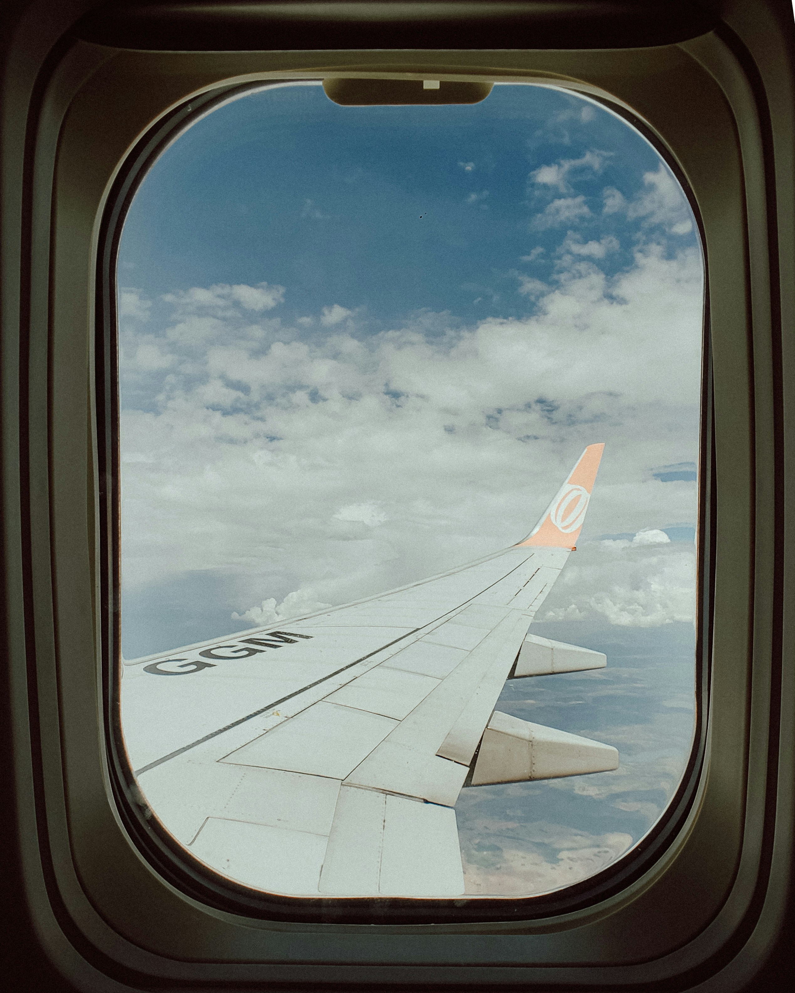 Avion blanc aile droite photo – Photo Gris Gratuite sur Unsplash