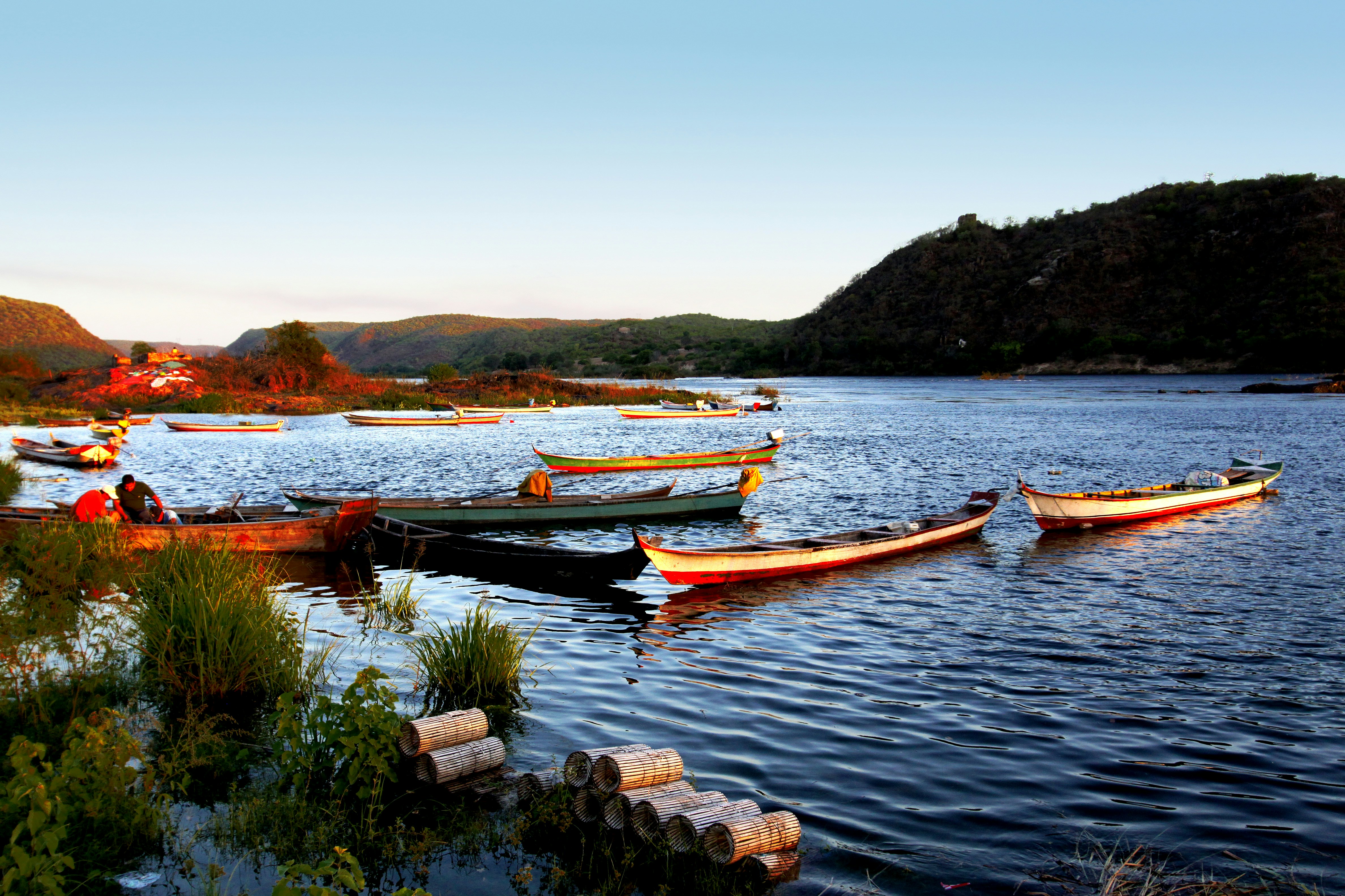 Dos botes blancos y rojos en un cuerpo de agua foto – Imagen de Río ...