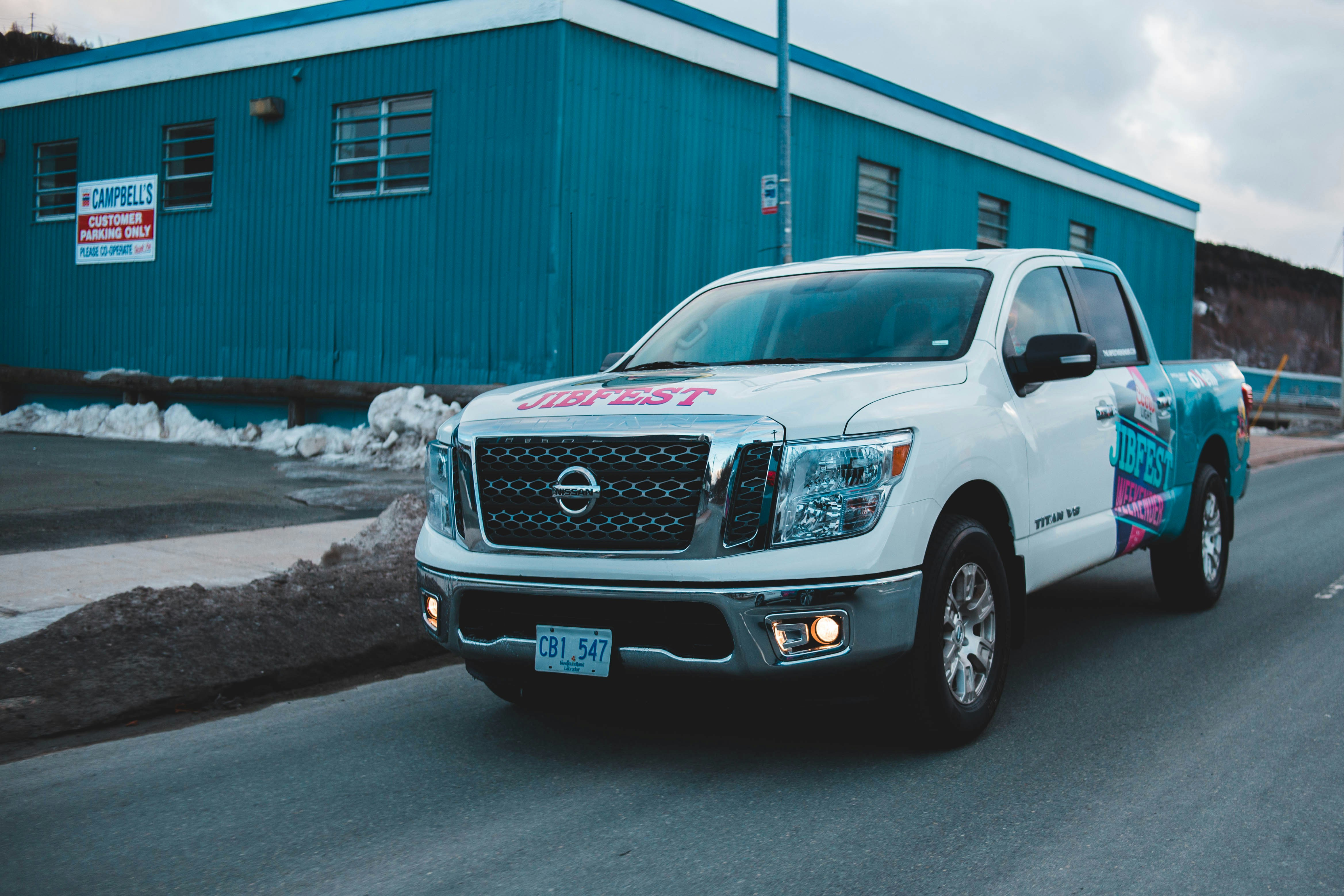 Camionnette Nissan à cabine multiplace blanche et bleue photo – Photo ...