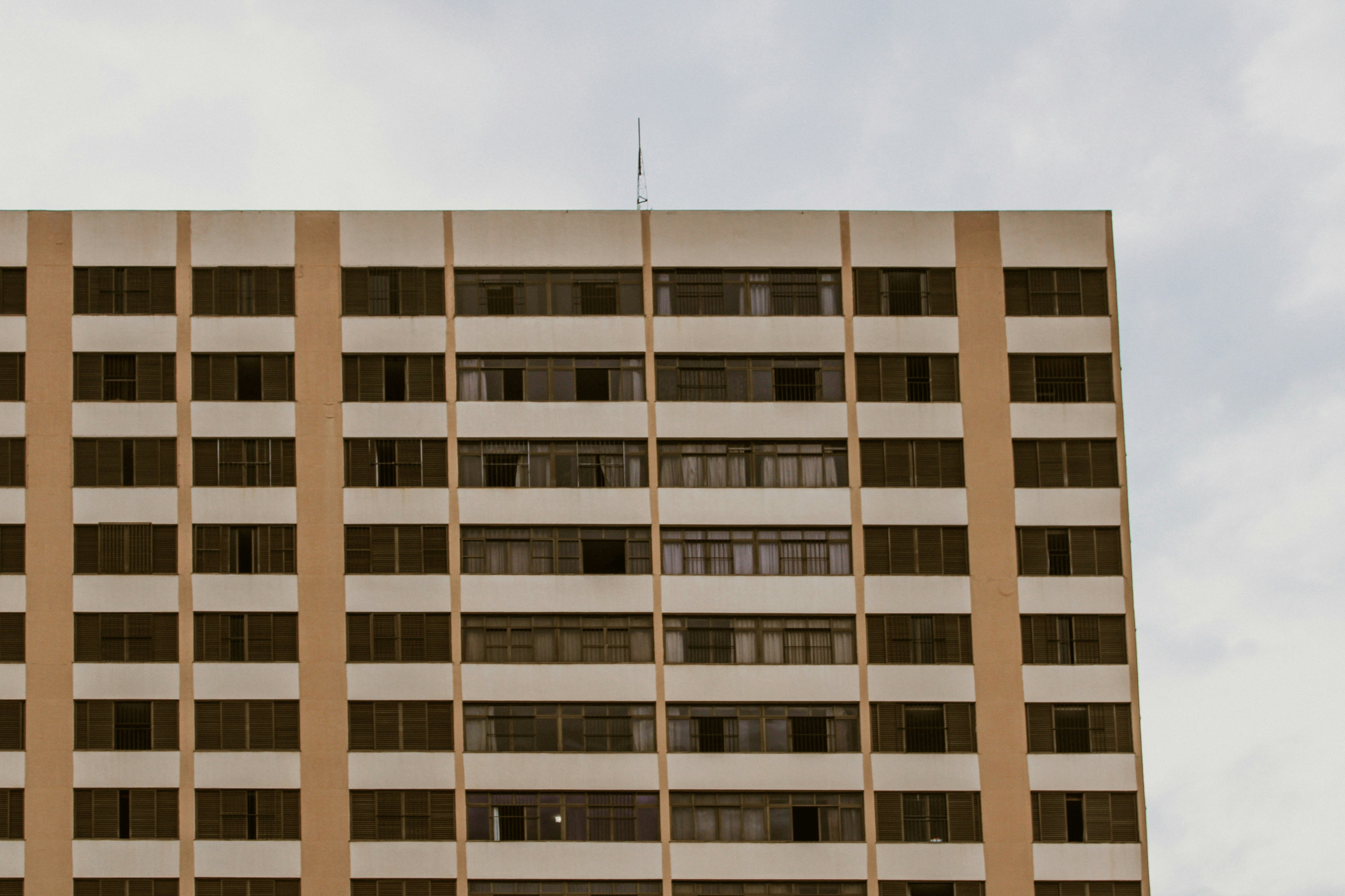 Un edificio alto con muchas ventanas encima foto – Imagen de Edificio de oficinas gratuita en ...