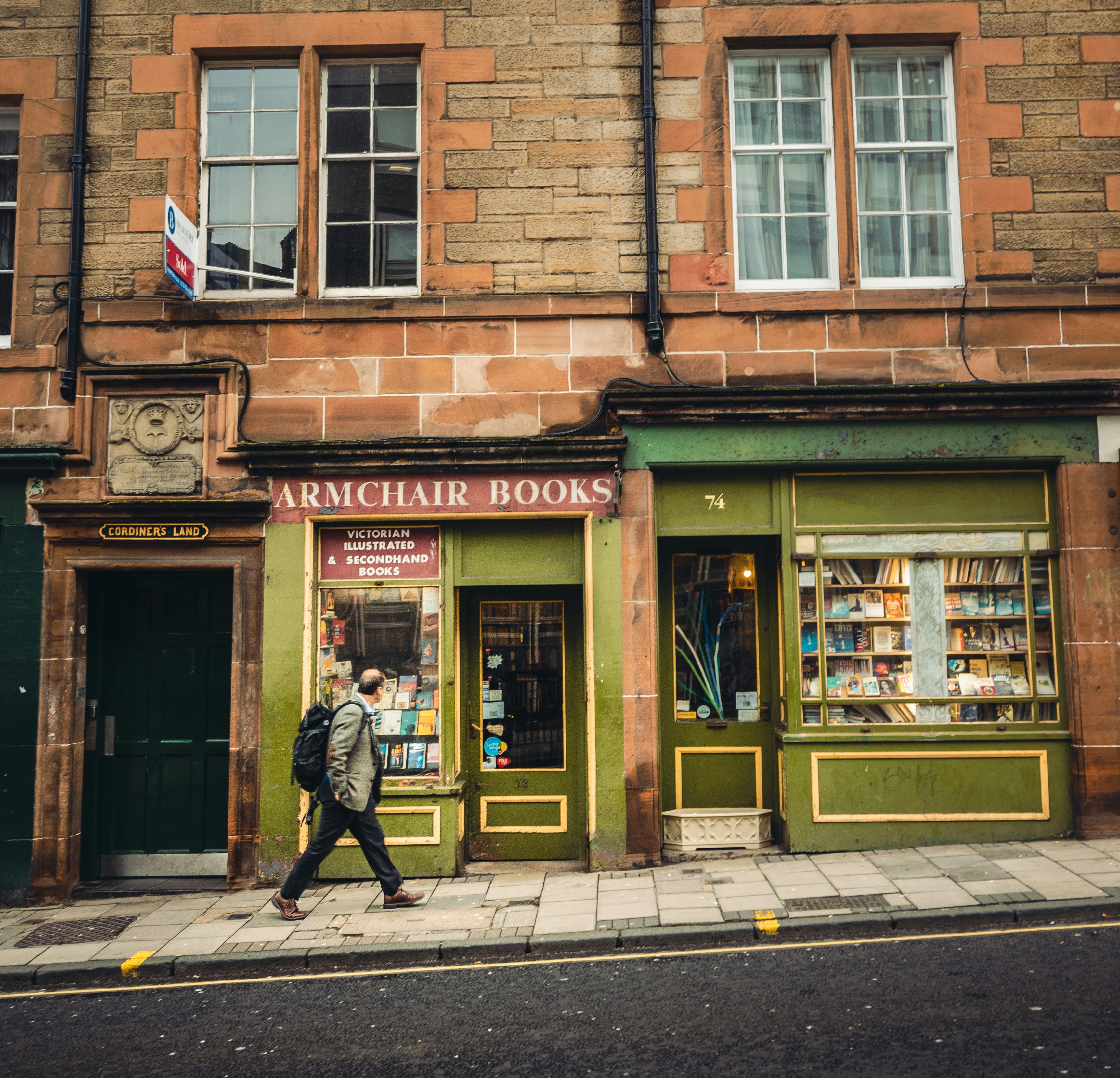 Foto Hombre caminando al lado del edificio – Imagen Humano gratis en ...