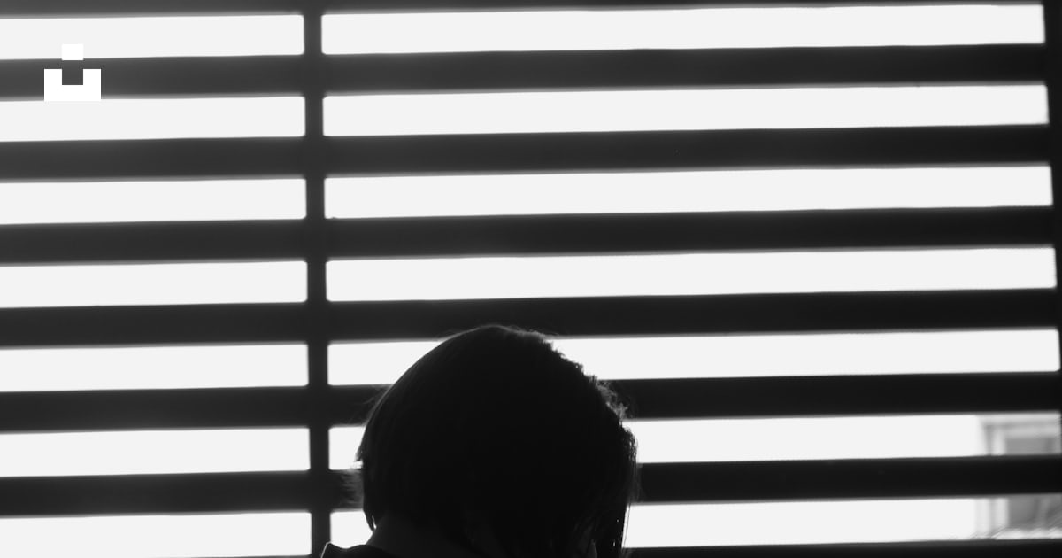 Foto Mujer De Pie Cerca De La Ventana Imagen Persona Gratis En Unsplash