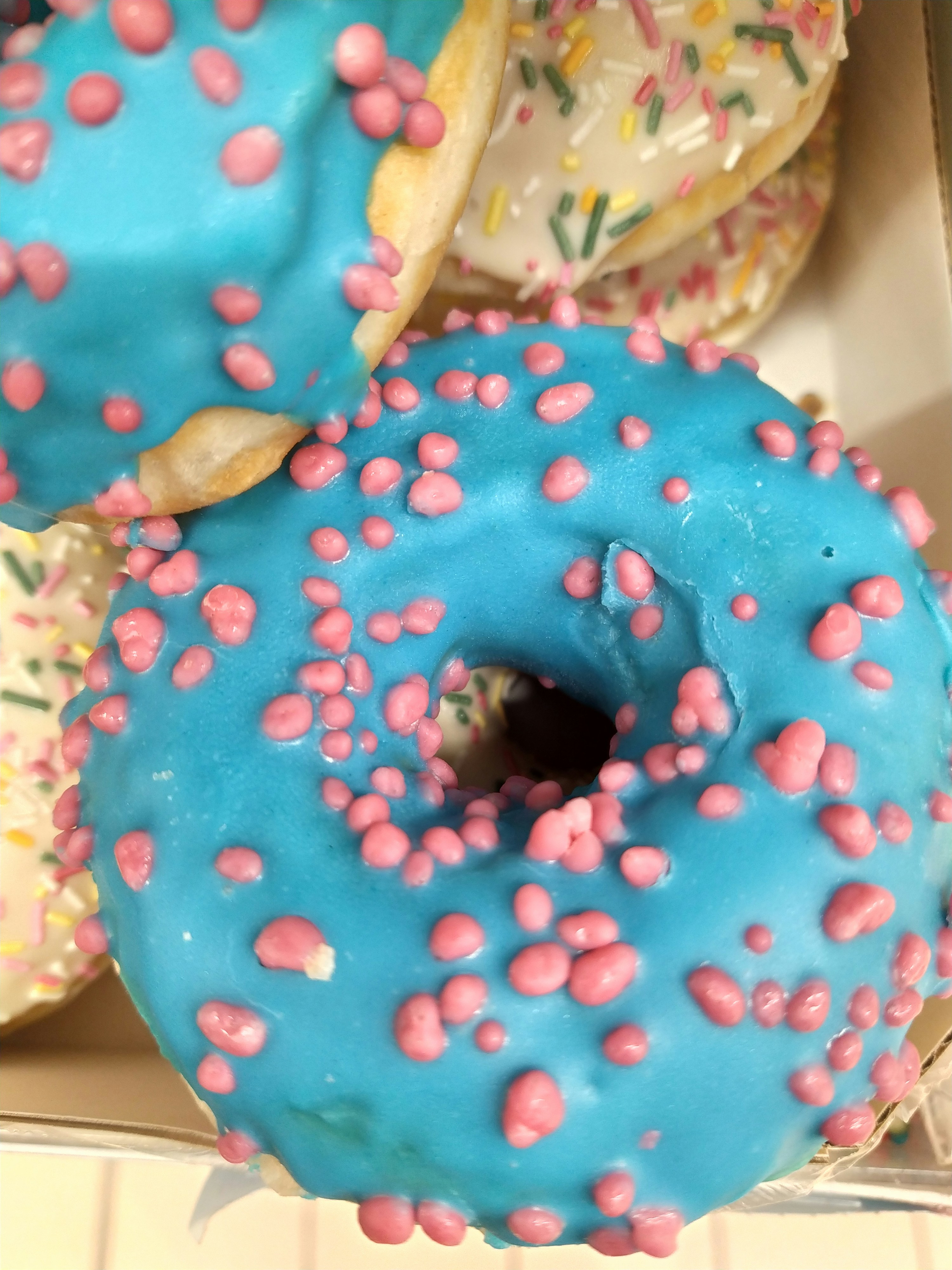 Blue doughnut photo – Free Donut Image on Unsplash