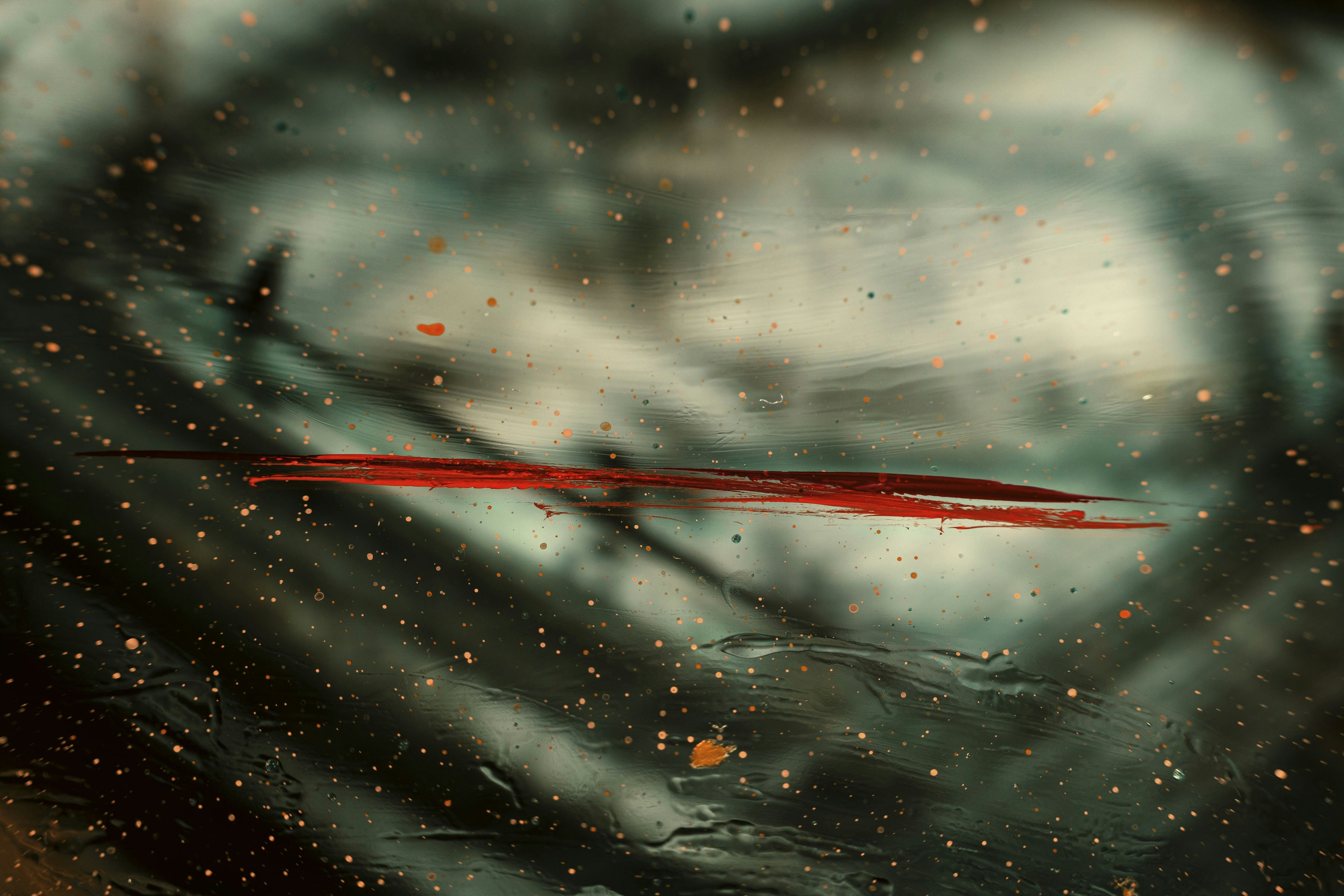 Un objet rouge flottant au-dessus d’un plan d’eau photo – Photo ...