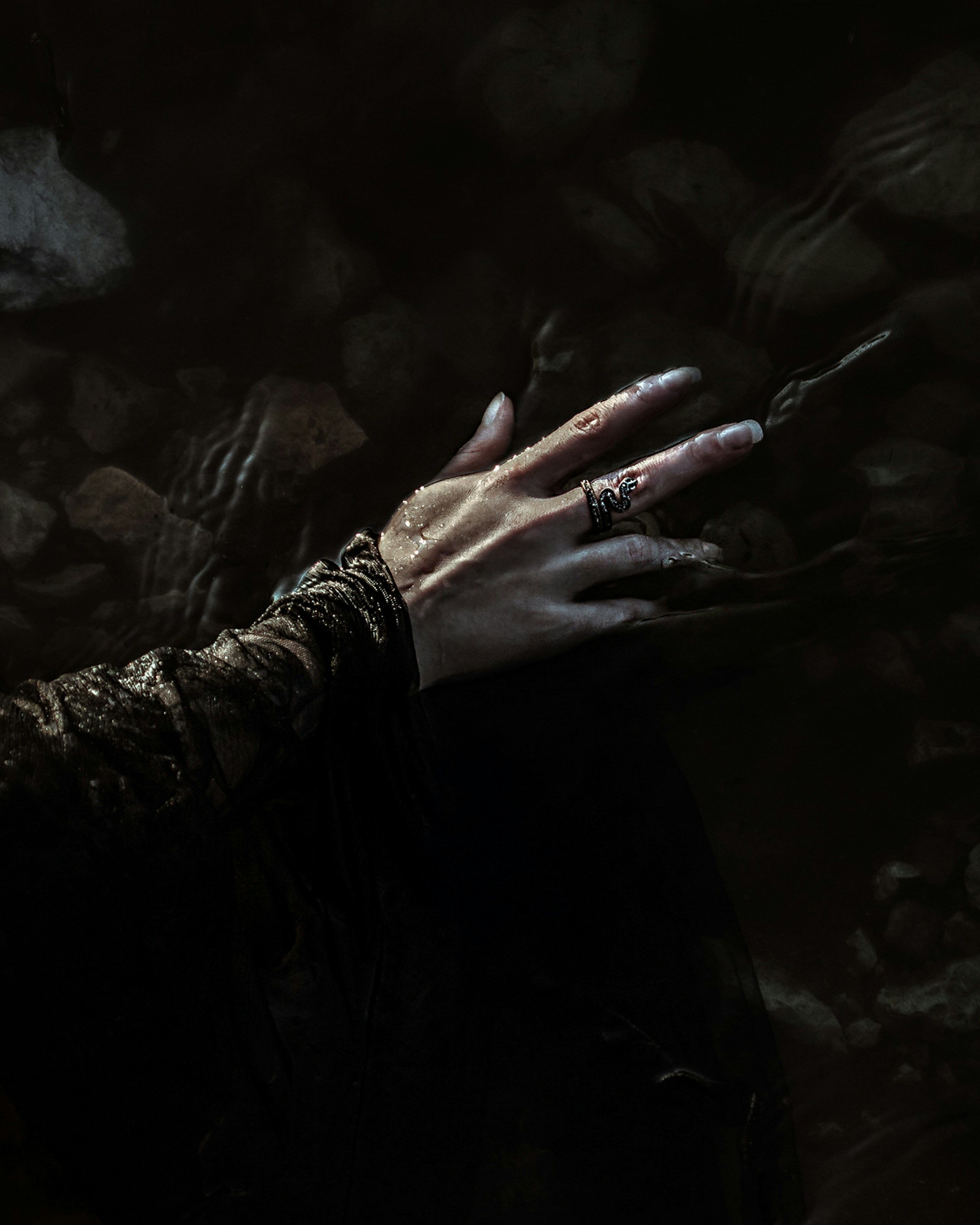 A person's hand with a ring on it photo – Free Samara Image on Unsplash