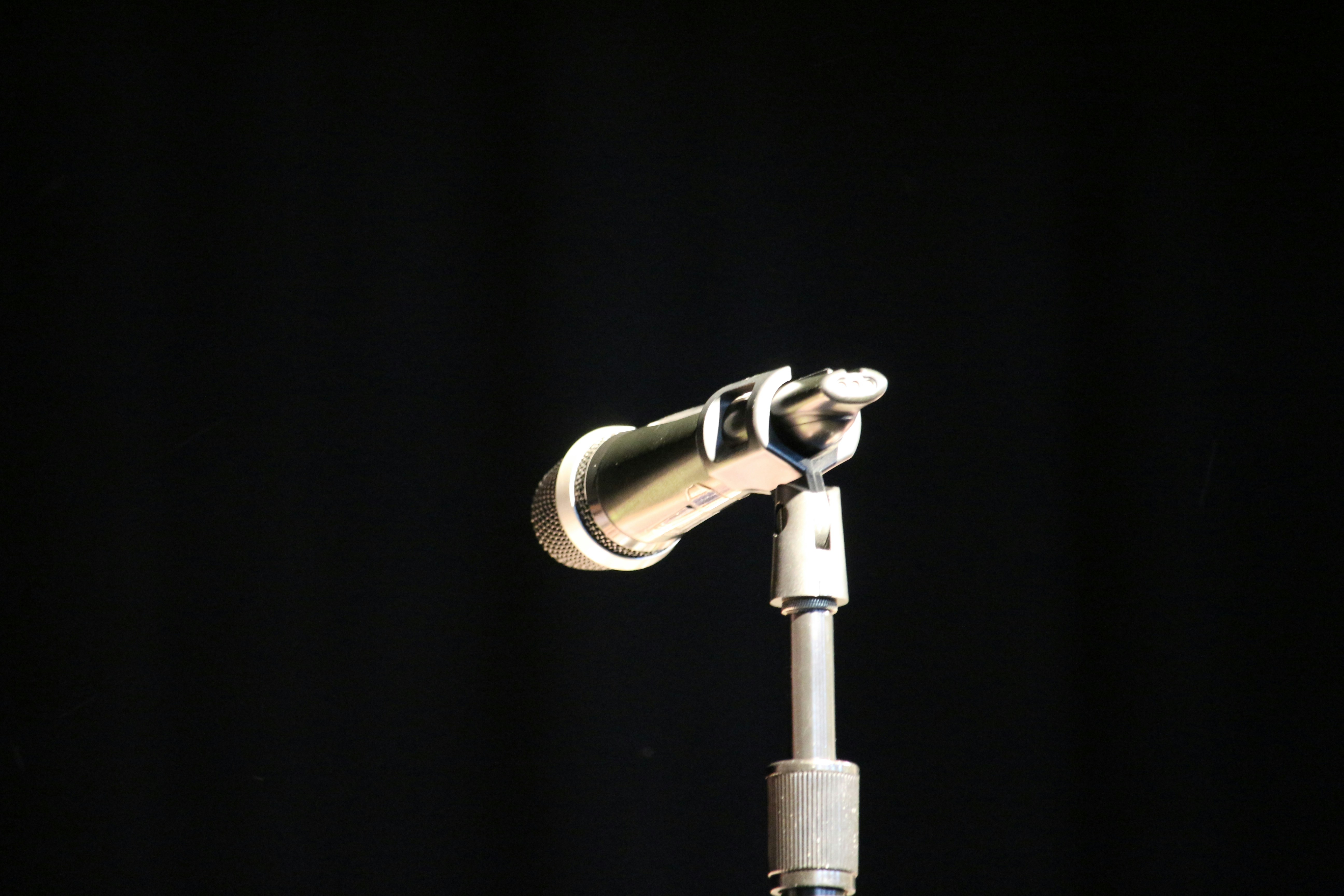 Gray microphone with stand photo – Free Microphone Image on Unsplash